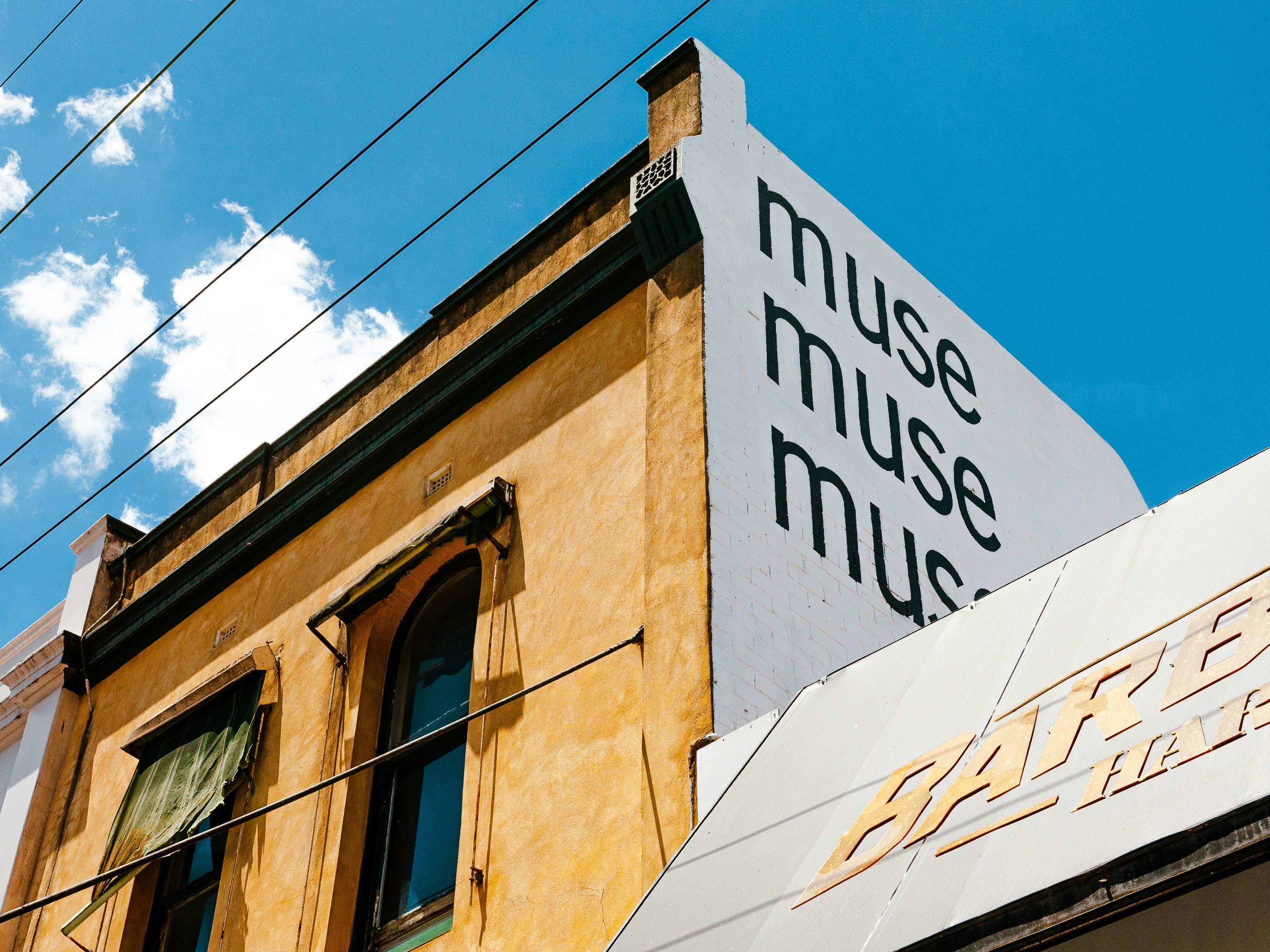 Muse Studio Signion: A Corner of Art and Urban Light