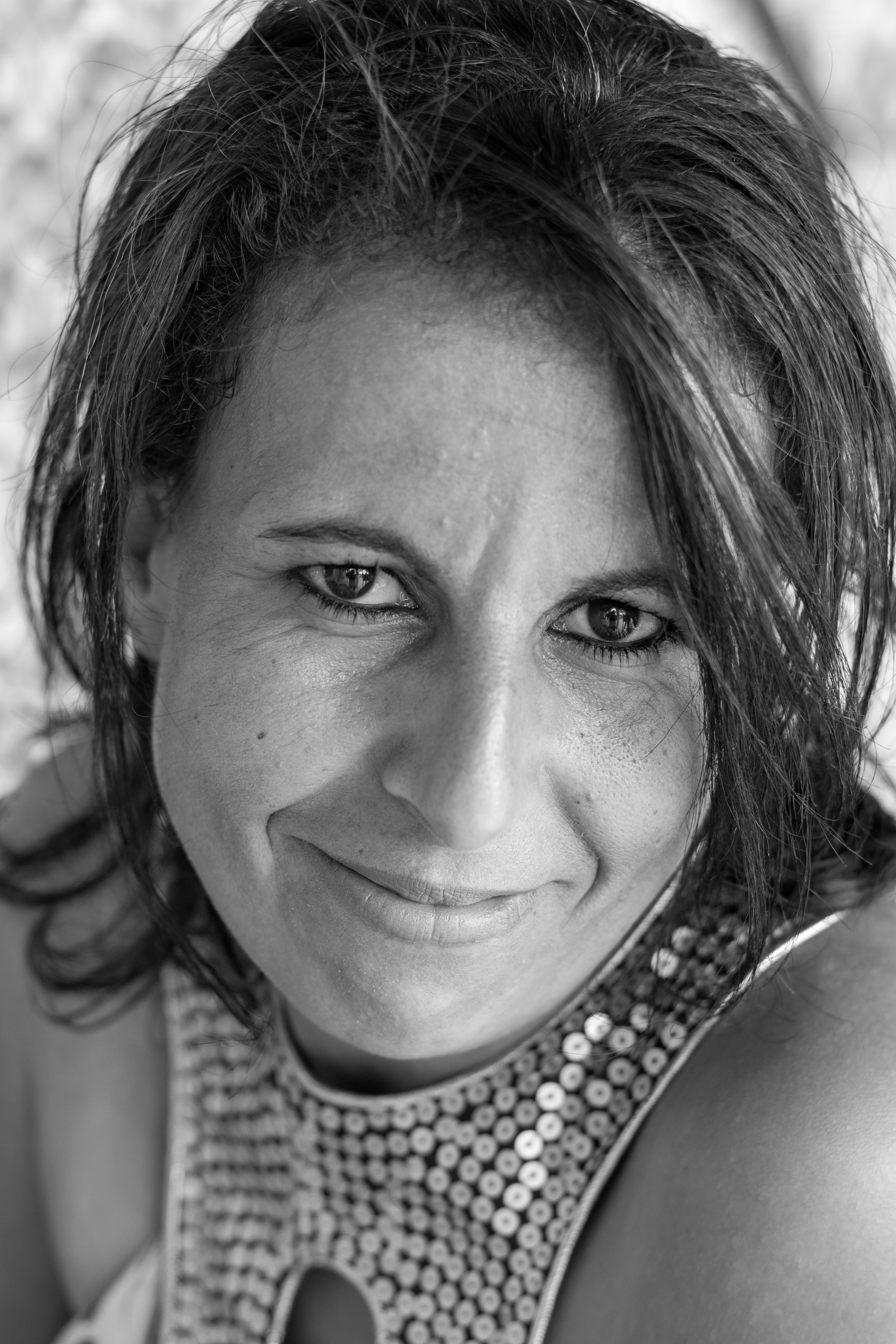 Foto Una foto en blanco y negro de una mujer sonriendo – Imagen Rostro ...