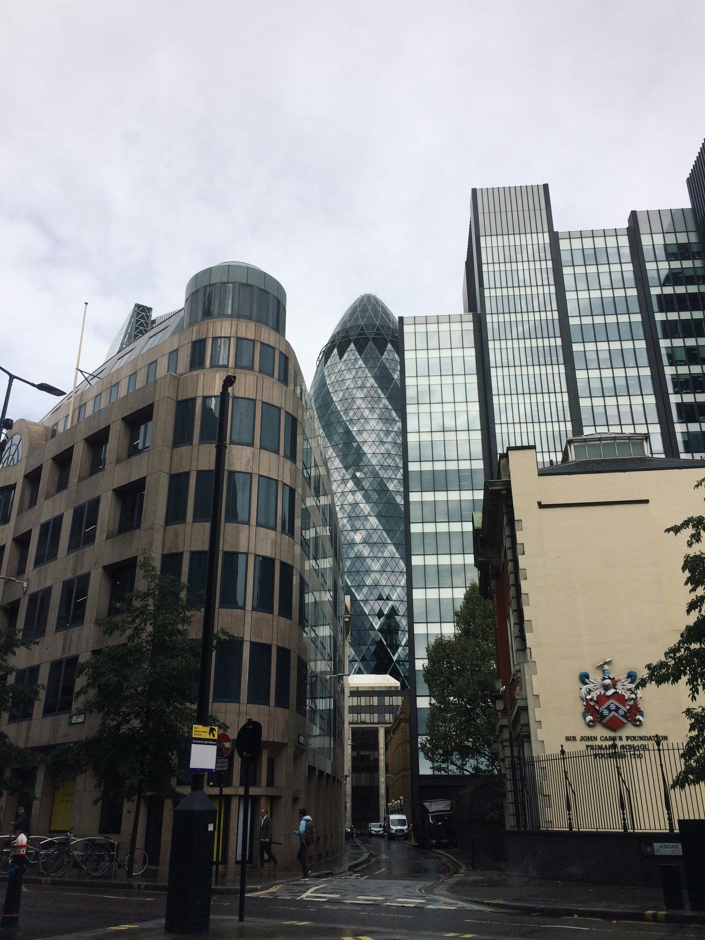 A group of tall buildings sitting next to each other photo – Free Città ...