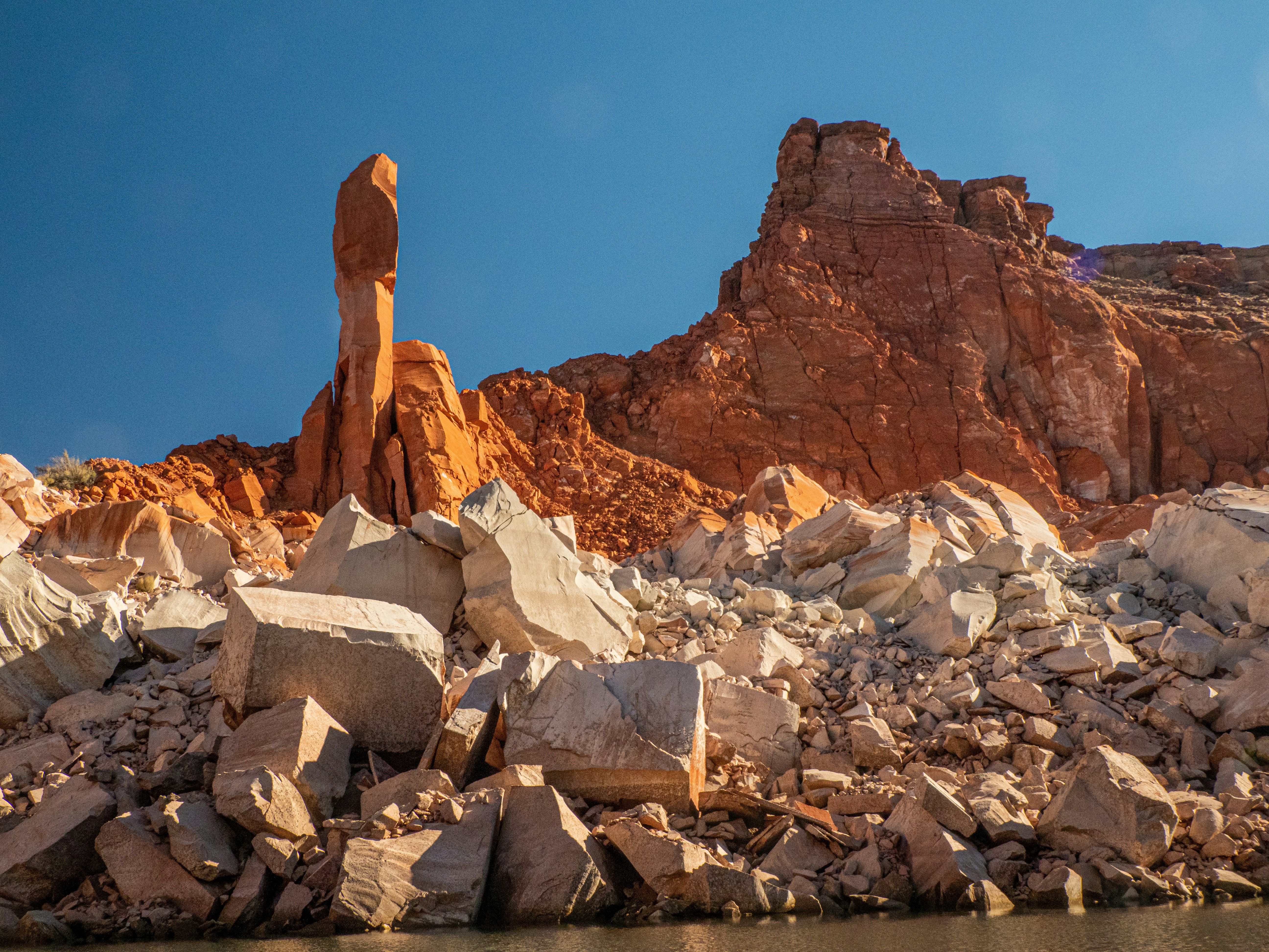 Un gros tas de roches près d’un plan d’eau photo – Photo La nature ...