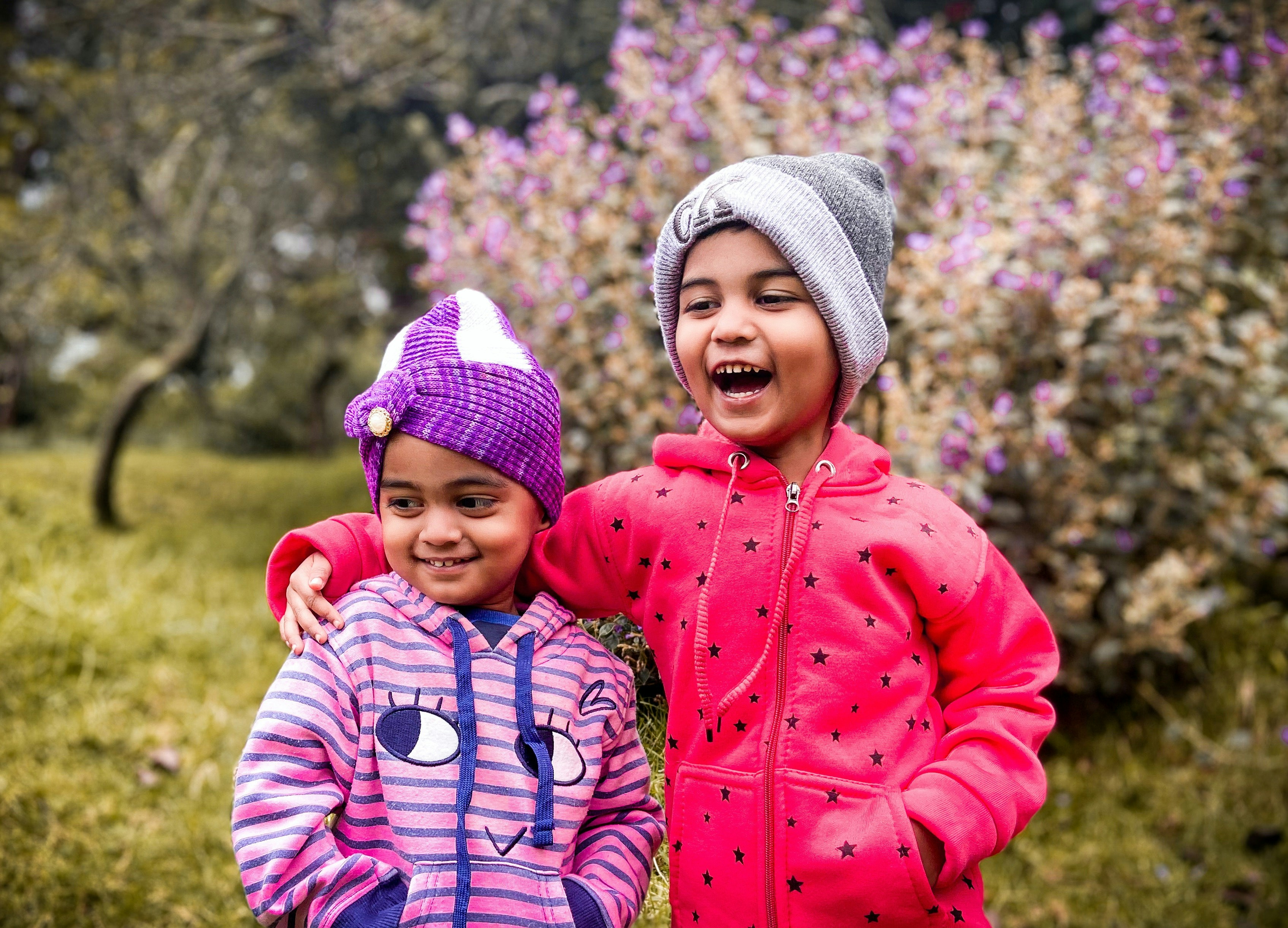 Two little girls standing next to each other in a field photo – Free ...