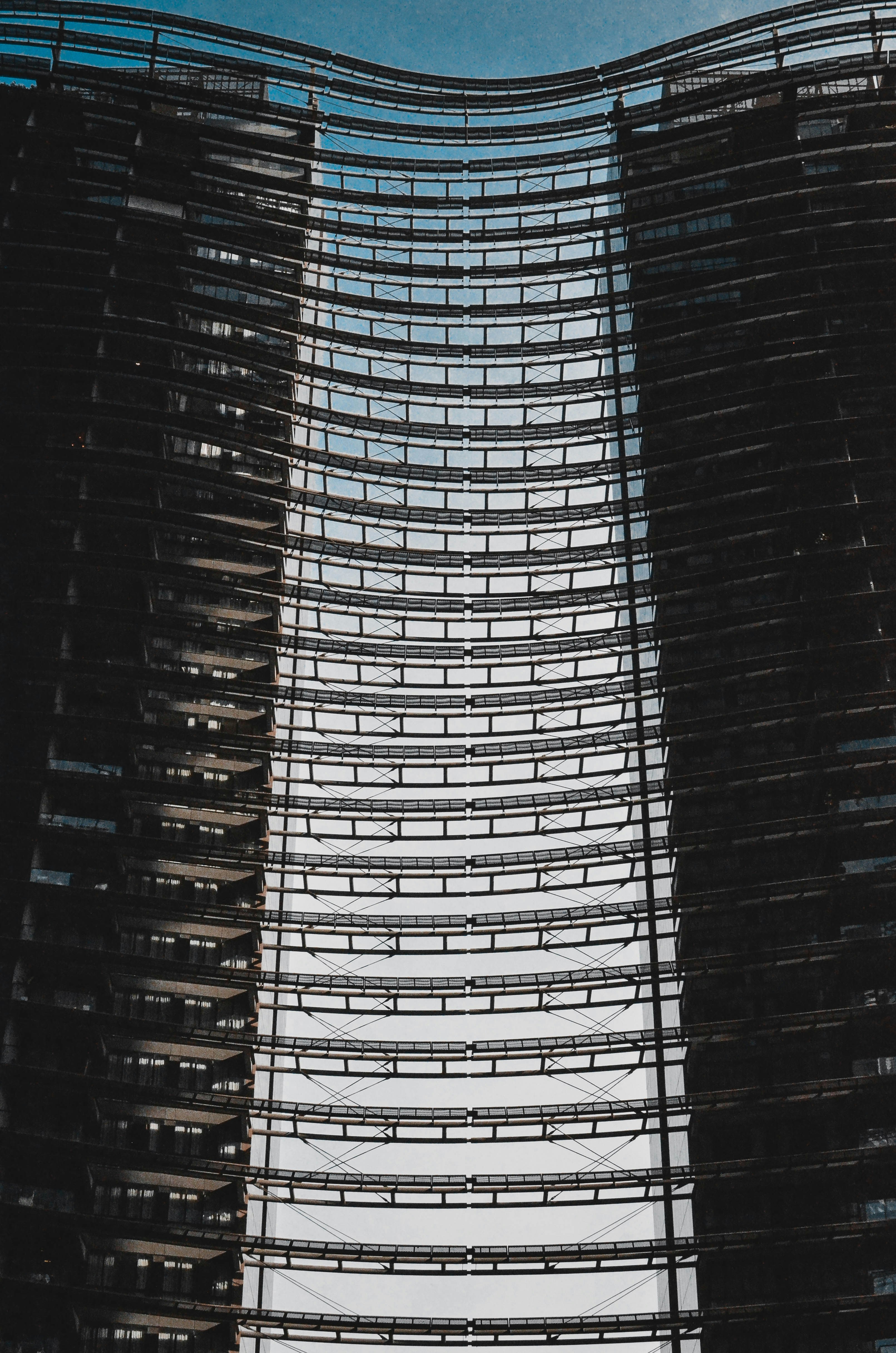 Between Curves: The Central Vein of a Modern Glass Facade