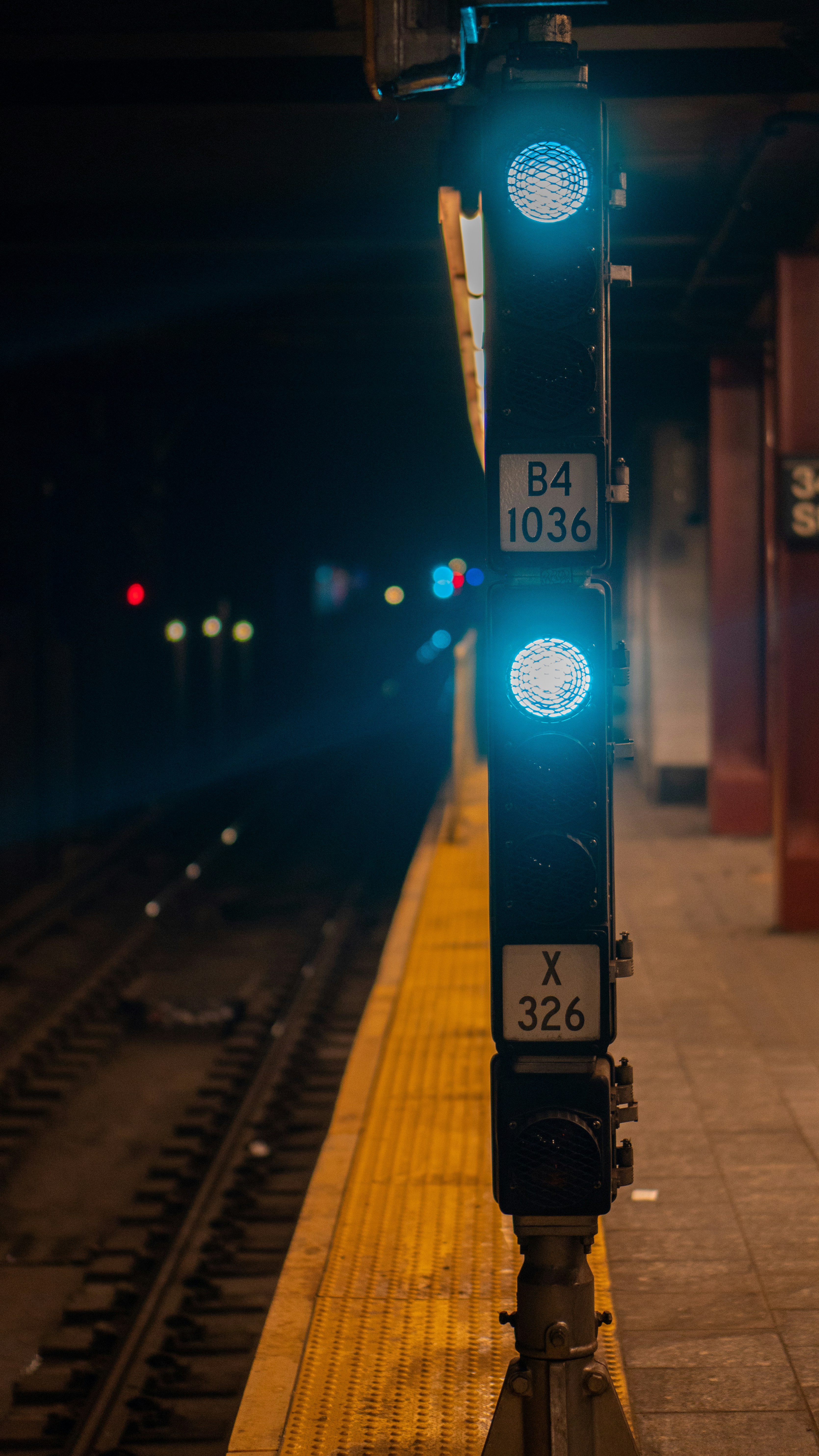 A green light on a train track at night photo – Free Road Image on Unsplash
