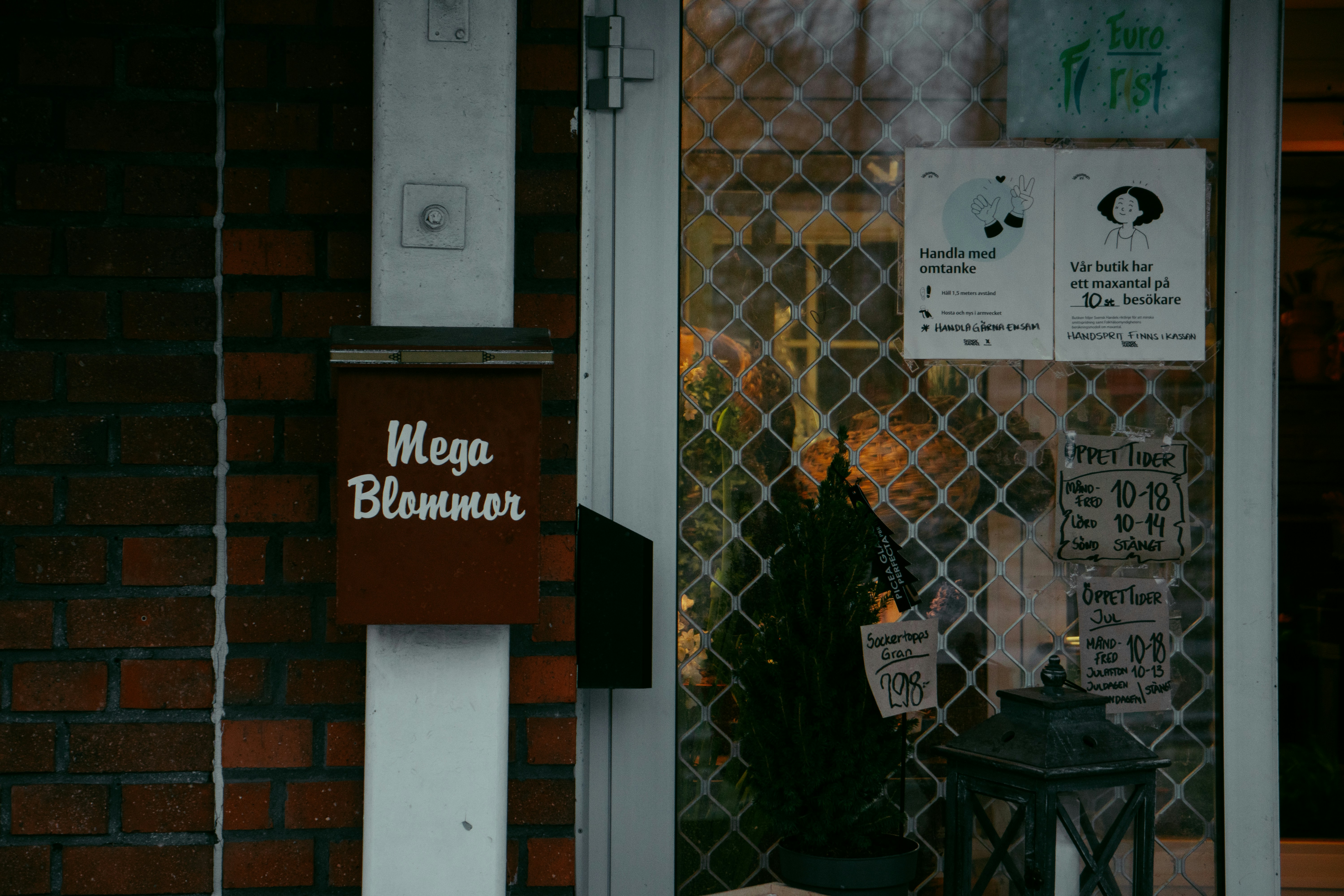 a sign on the door of a restaurant