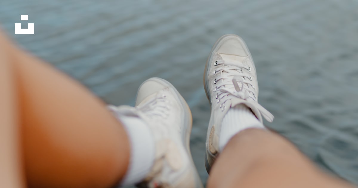 Los Pies De Una Persona En El Agua Con Los Pies En El Agua Foto