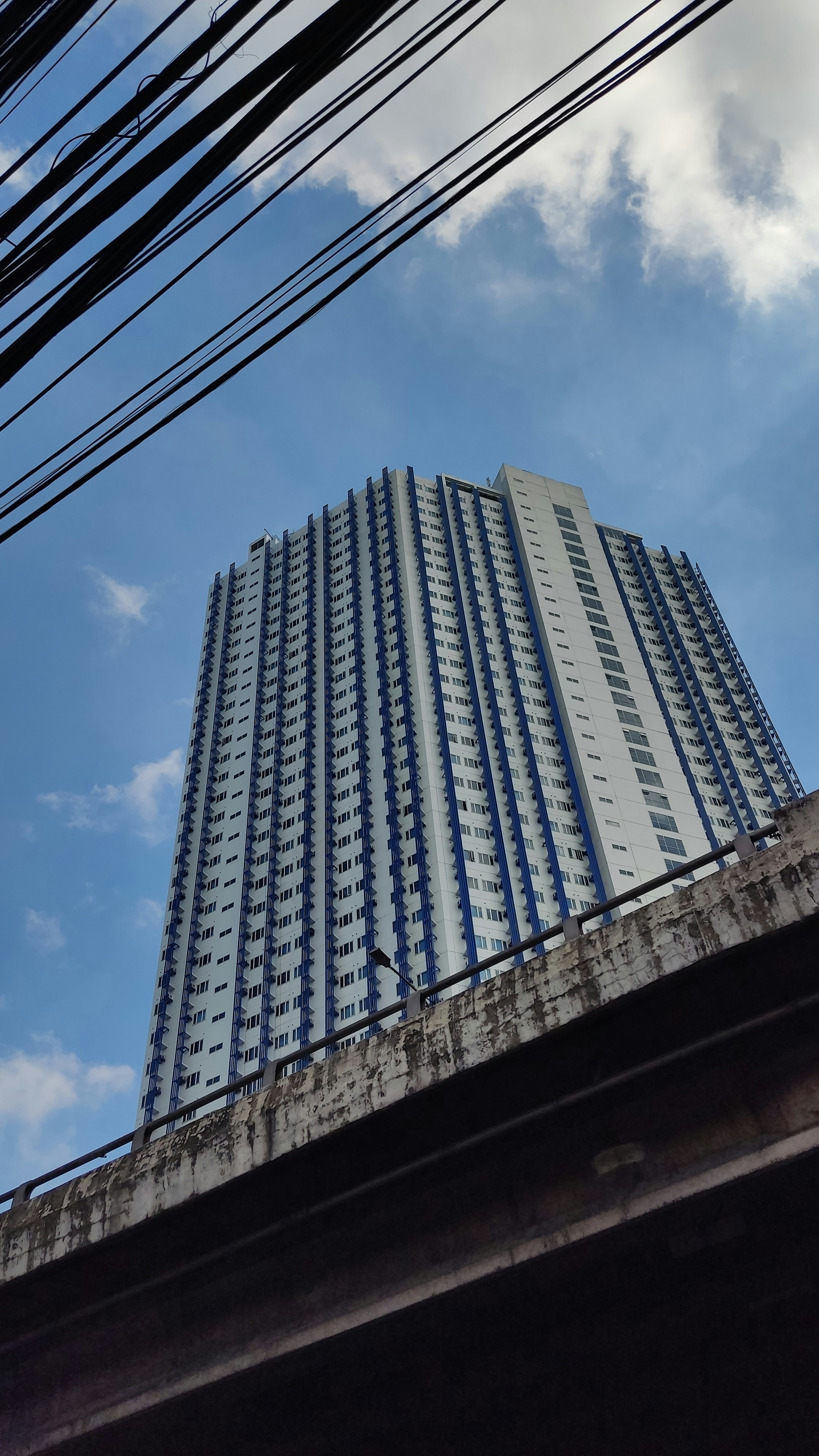 A tall building with a sky background photo – Free Building Image on ...