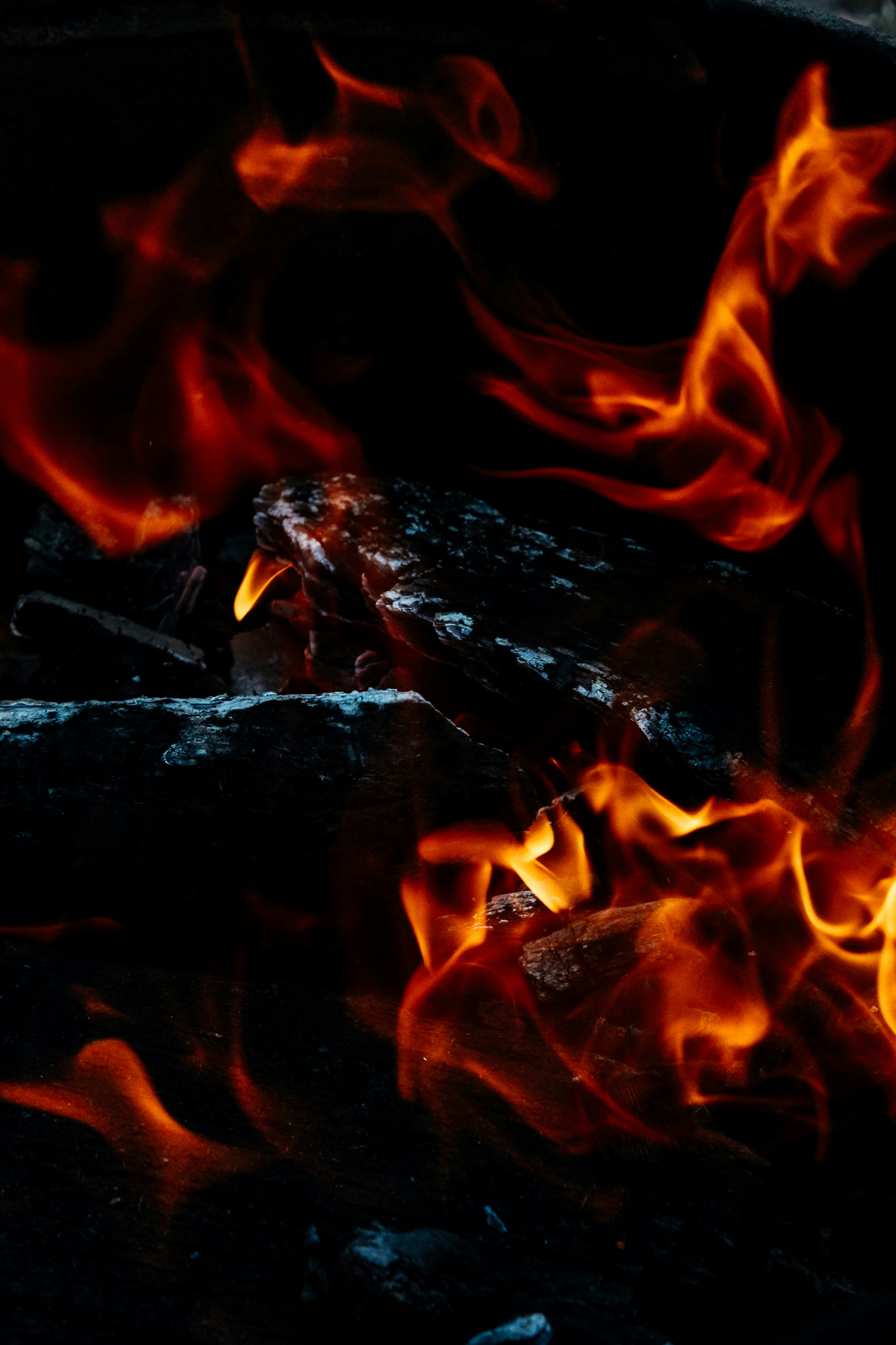 Foto Un primer plano de un fuego ardiendo en una parrilla – Imagen ...