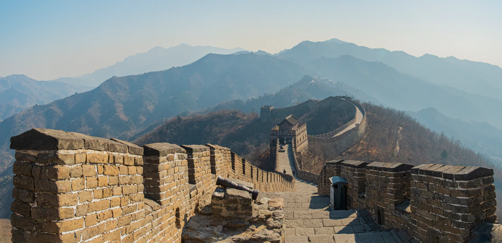 the great wall of china with mountains in the background
