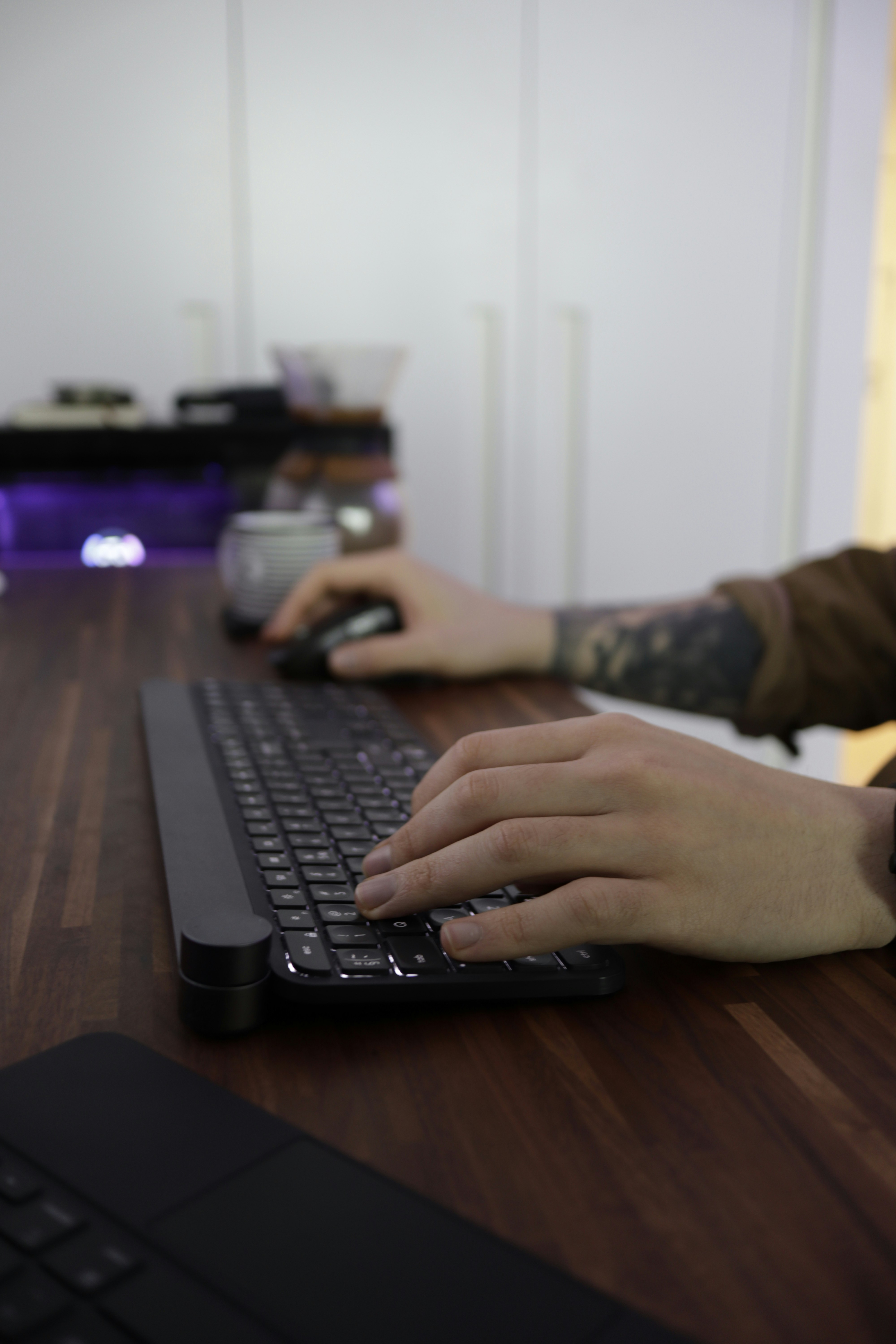 A person is typing on a computer keyboard photo – Free Pc Image on Unsplash
