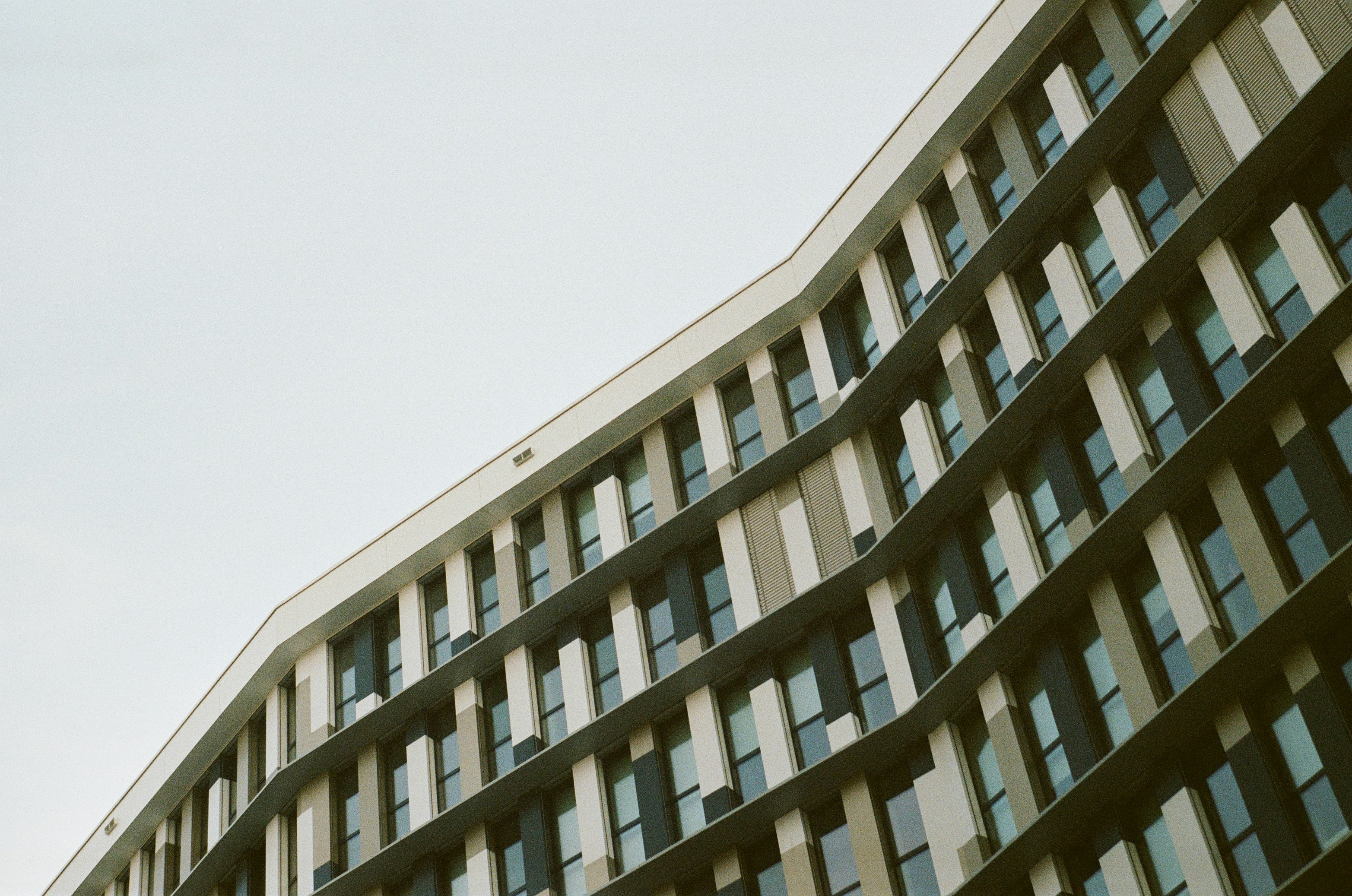 A tall building with lots of windows on top of it photo – Free Wien ...