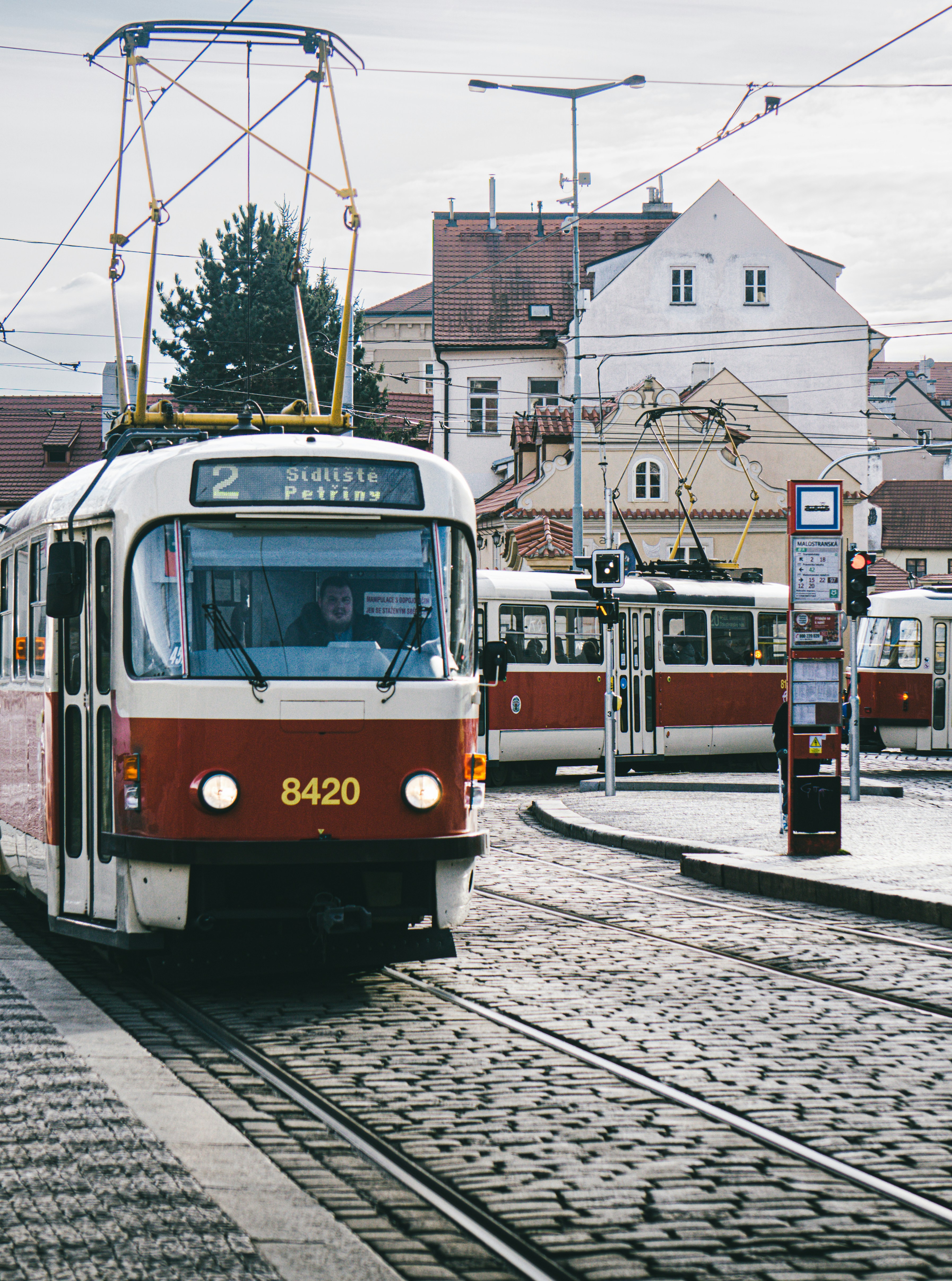 Un train rouge et blanc circulant sur les voies ferrées photo – Image ...