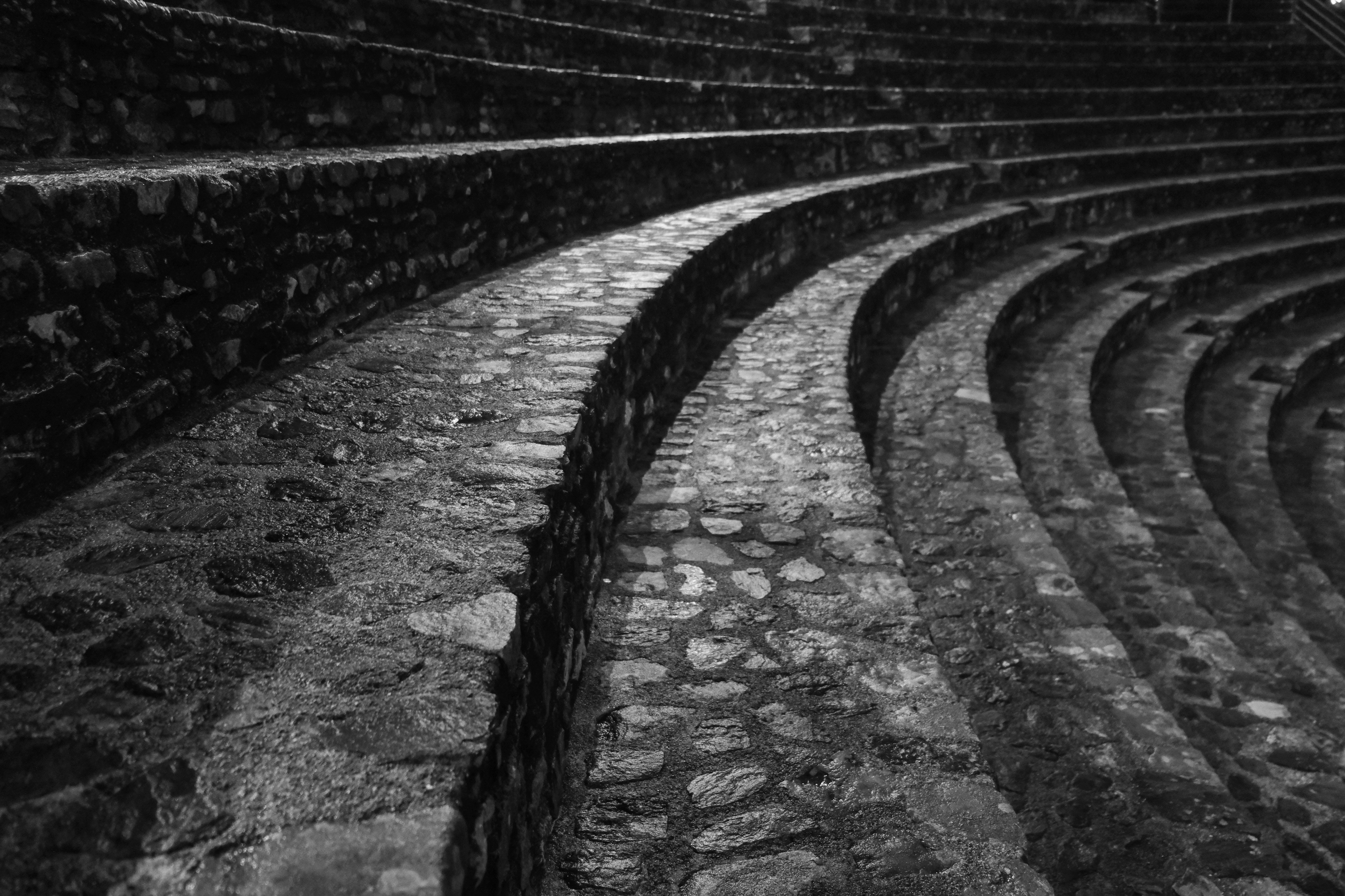 Une photo en noir et blanc d’un amphit de pierre photo – Photo La ...