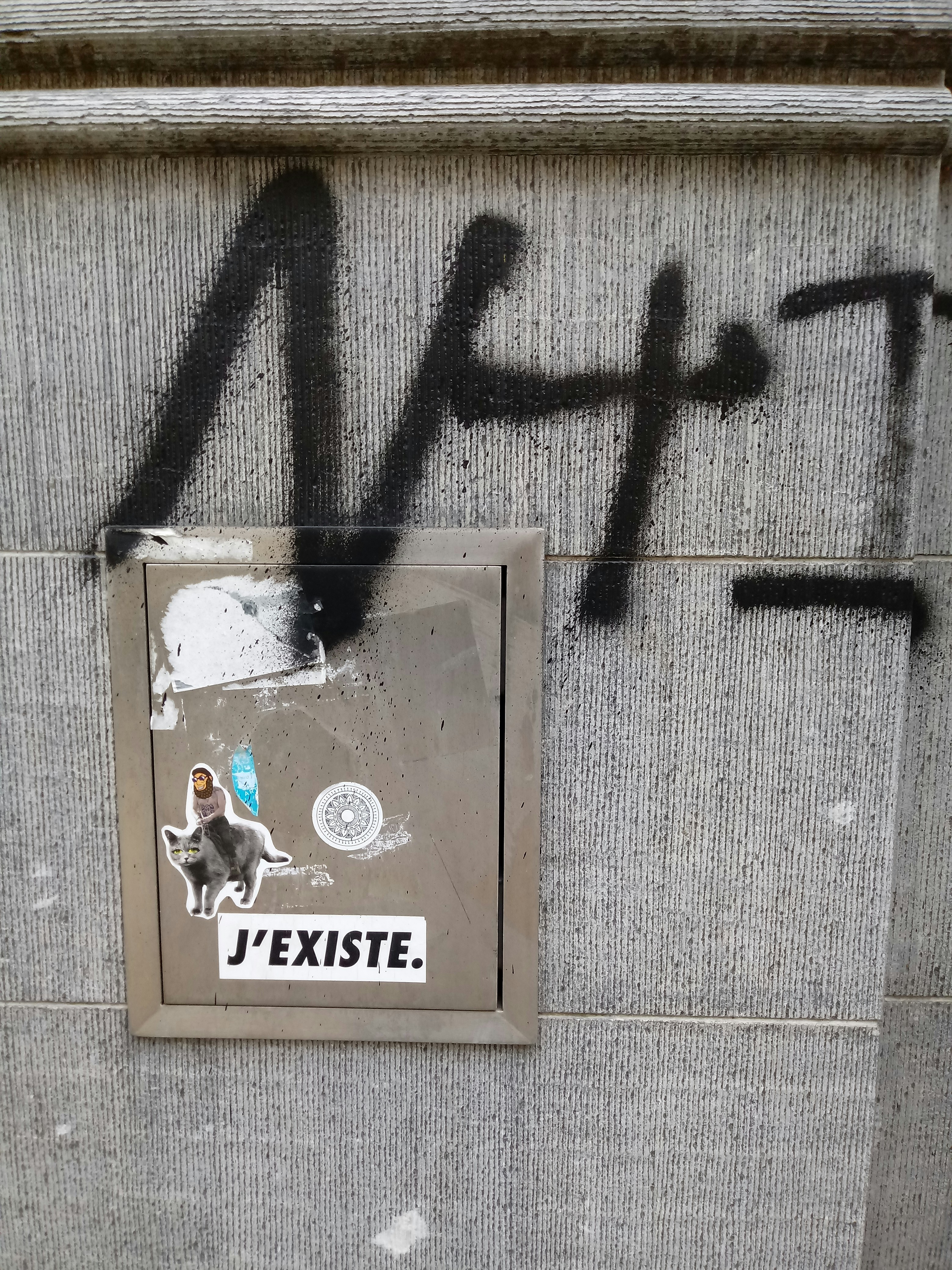 Foto zum Thema Graffiti an der Seite eines Gebäudes, auf dem Exit steht ...