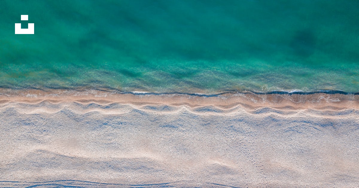 Une vue plongeante sur une plage et un océan photo – Image gratuite de ... Une vue plongeante sur une plage et un océan photo – Image gratuite de ...