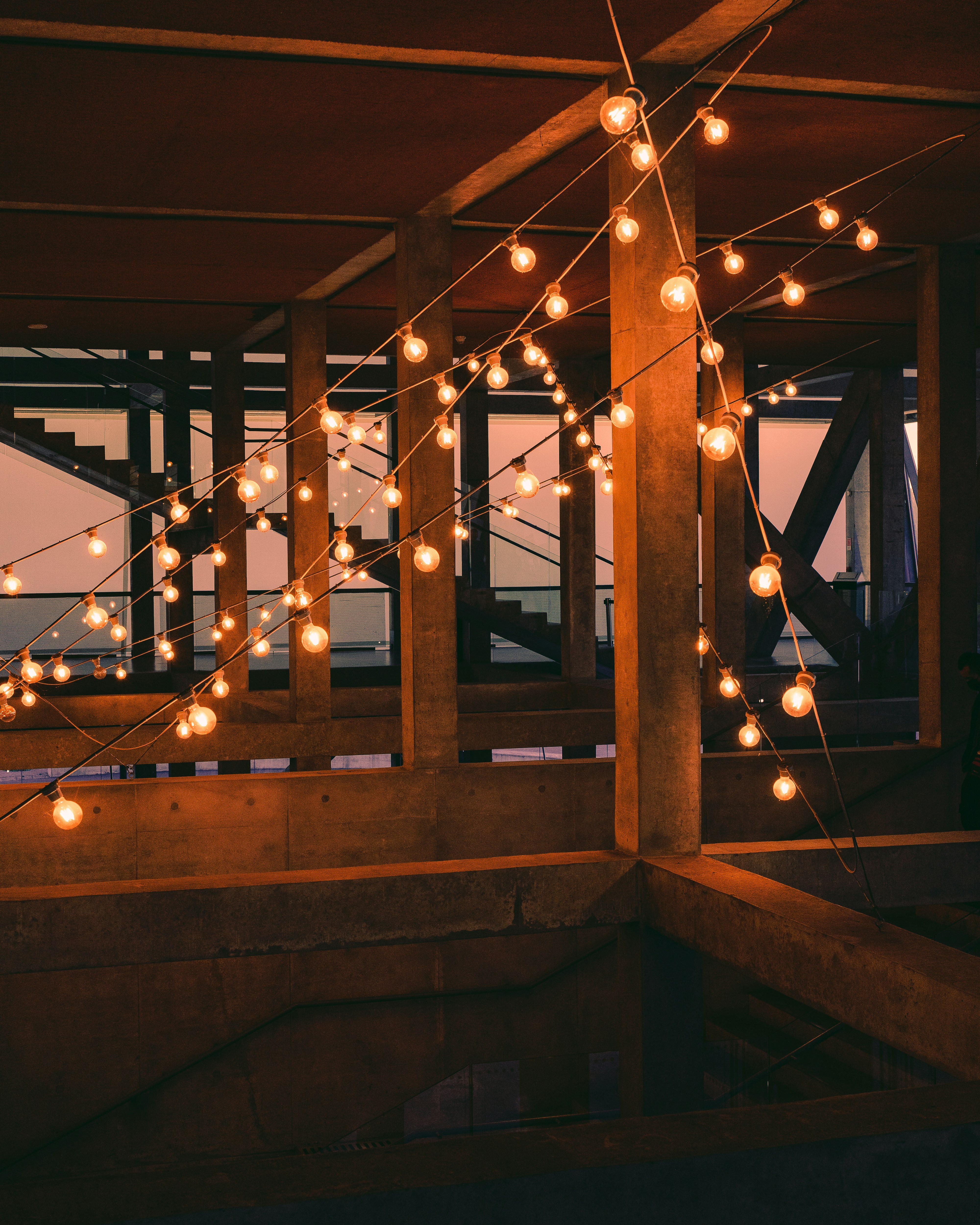 Un tas de lumières qui sont sur un poteau photo – Photo Concepimento ...