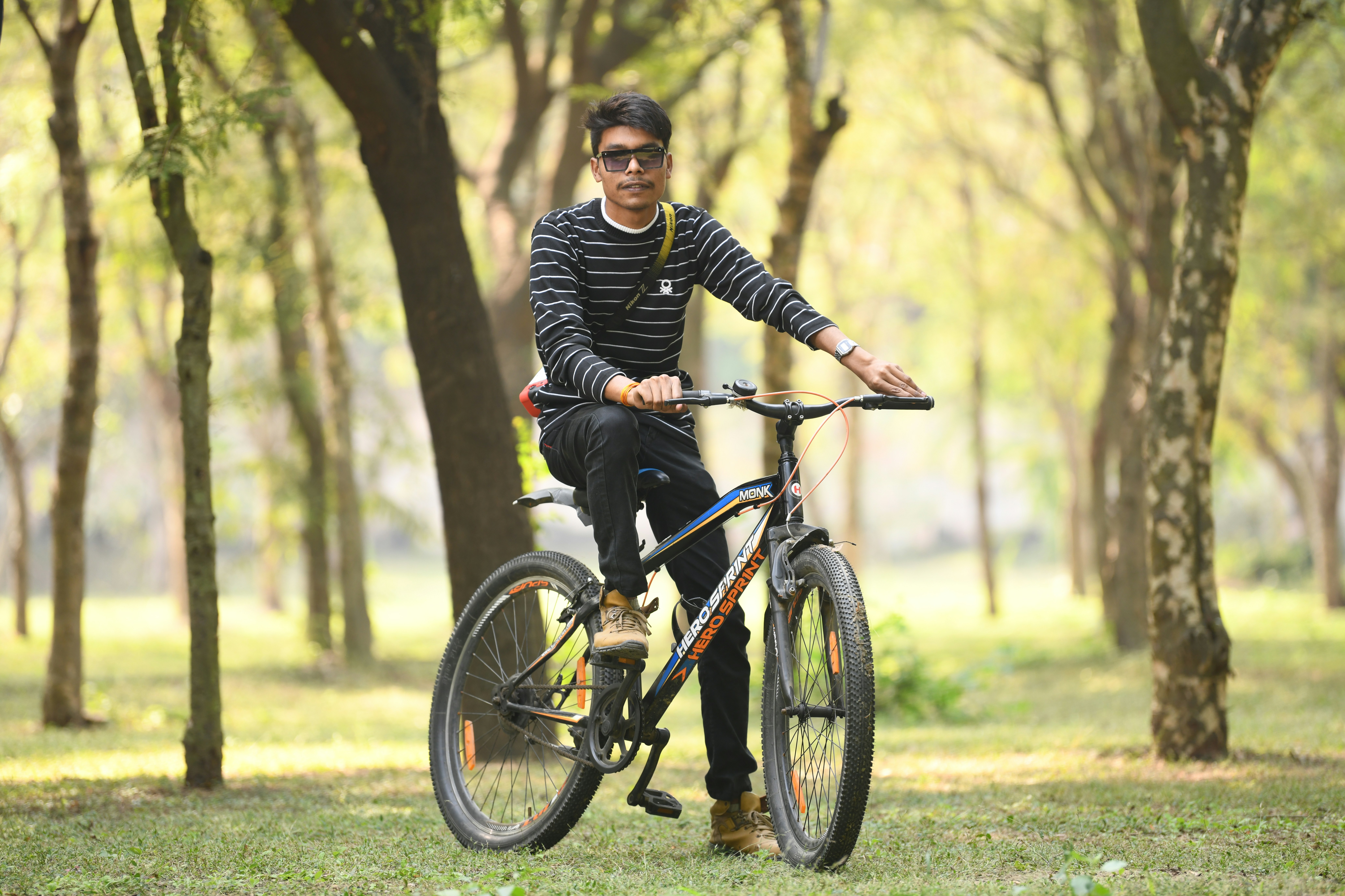 A man riding a bike through a park photo – Free Forest Image on Unsplash