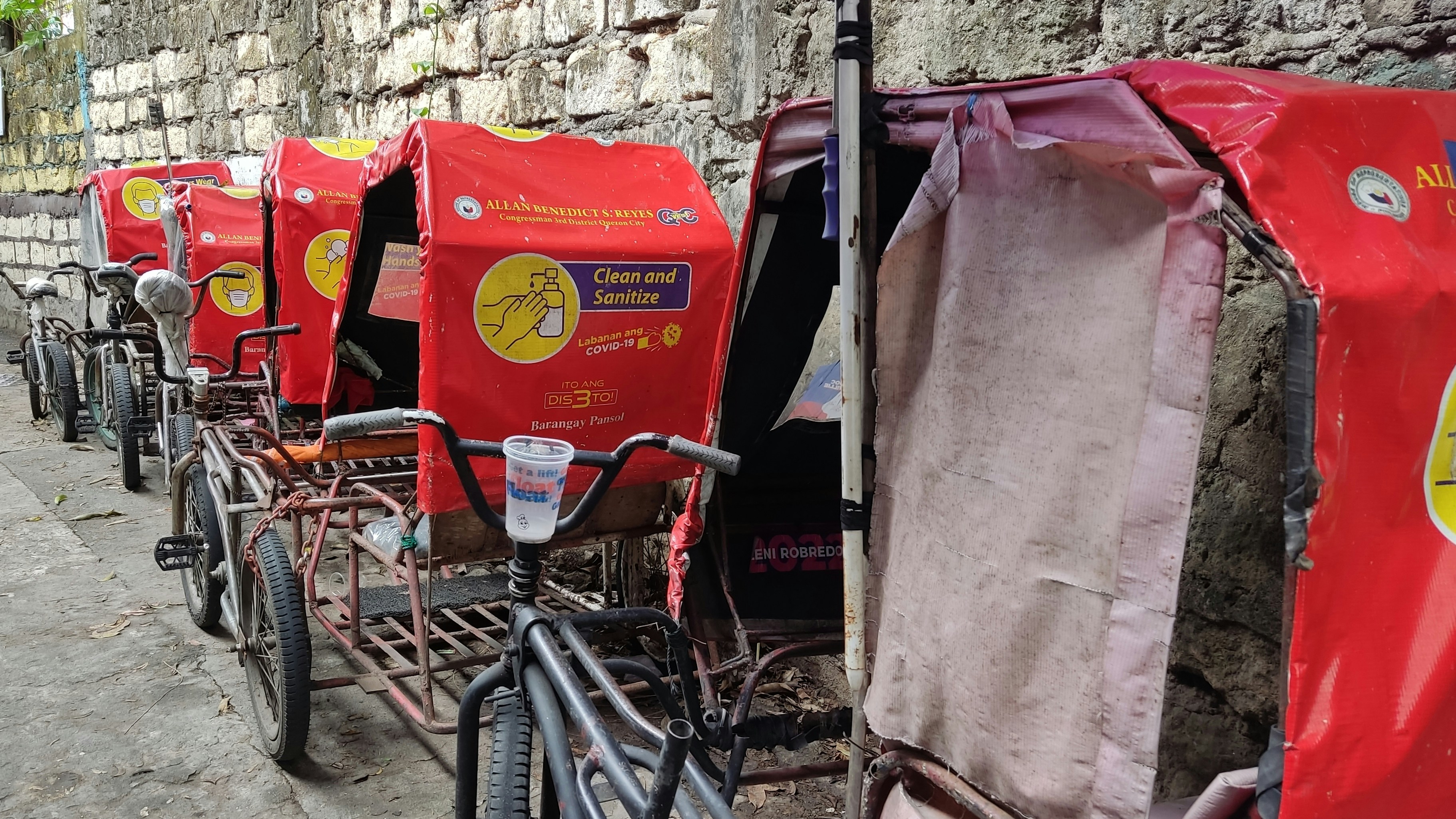 Foto zum Thema Eine Reihe von geparkten Fahrrädern neben einer ...