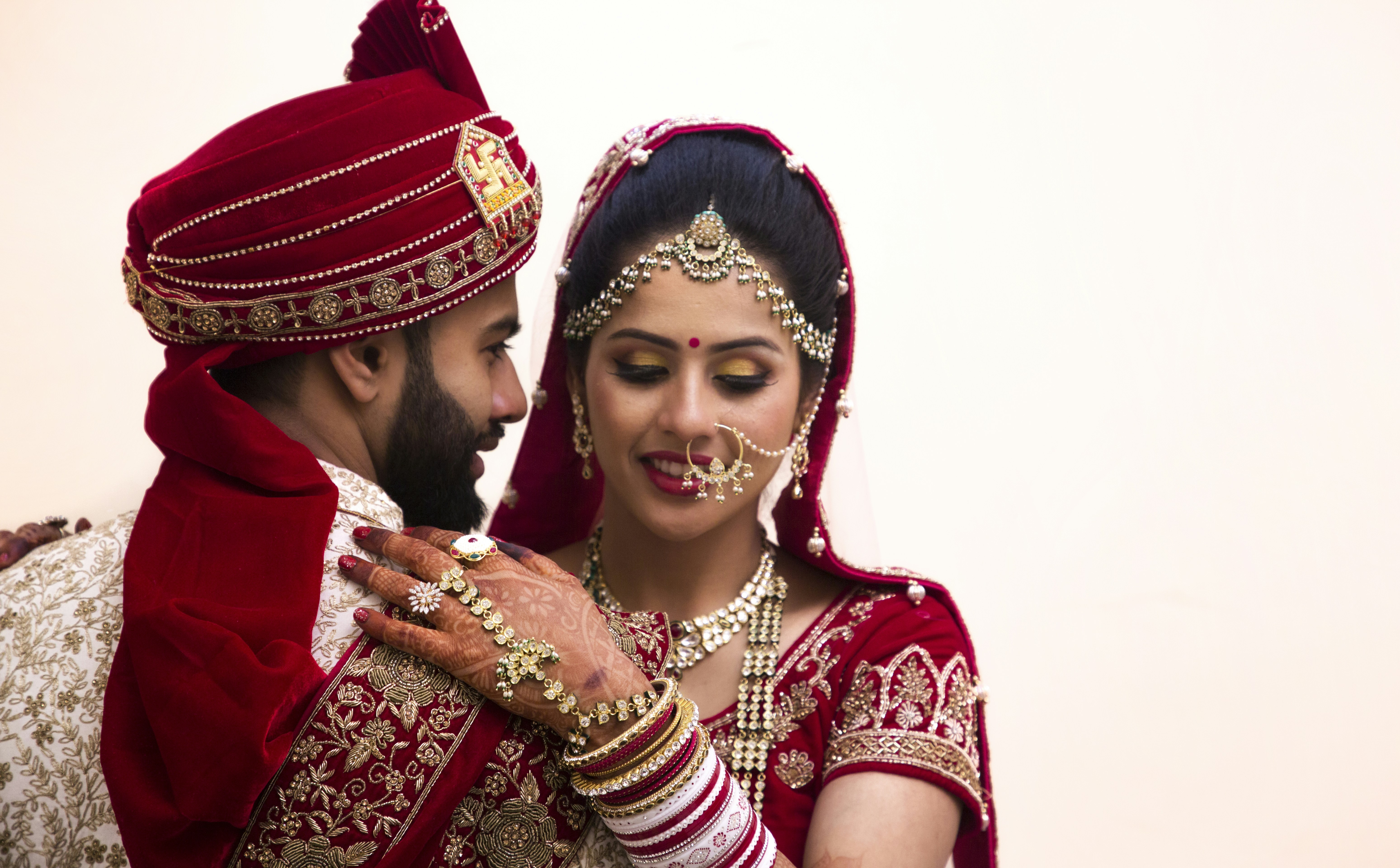 A man and woman dressed in traditional indian garb photo – Free Wedding ...
