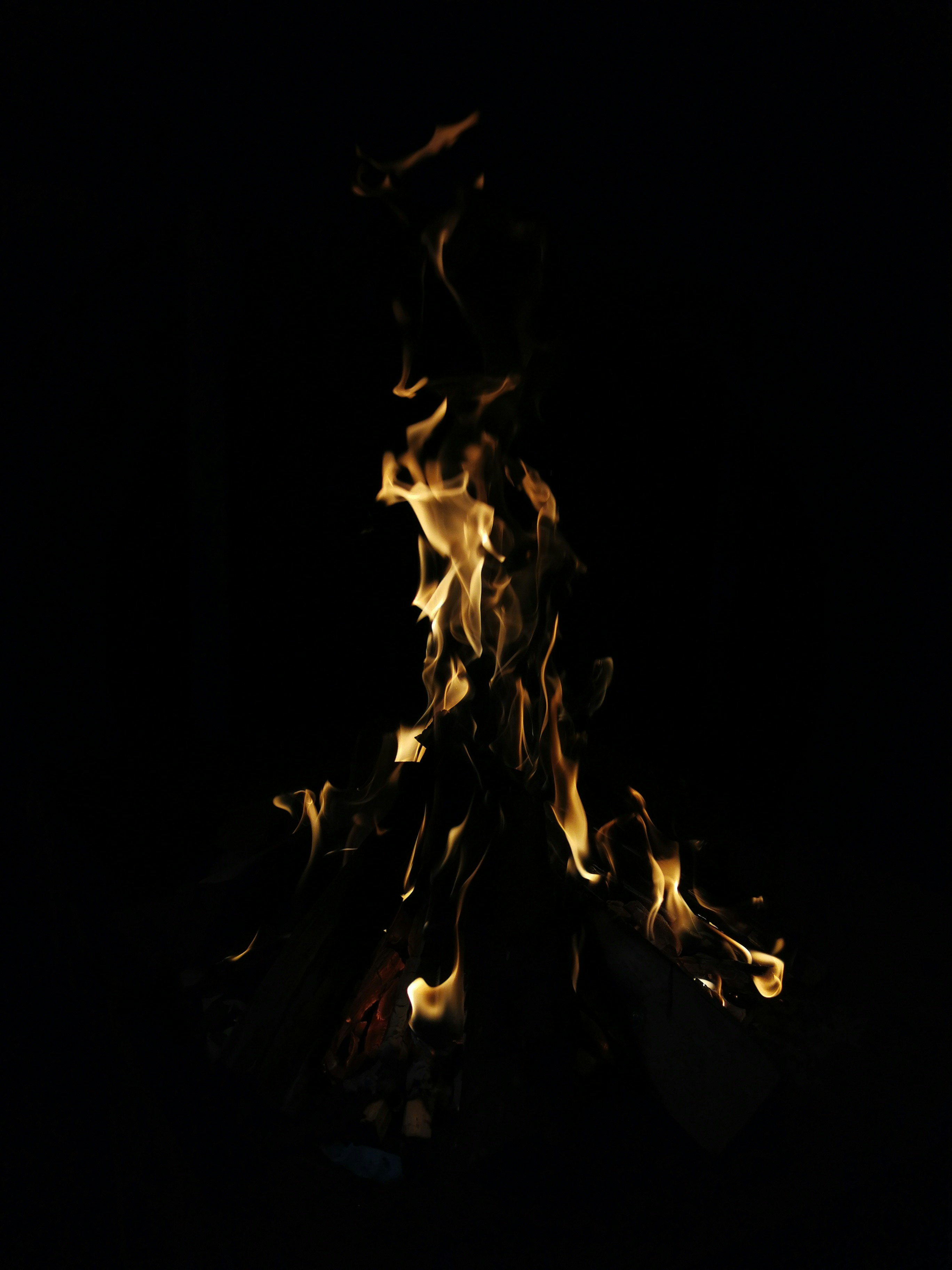 A fire in the dark with lots of flames photo – Free Fire Image on Unsplash