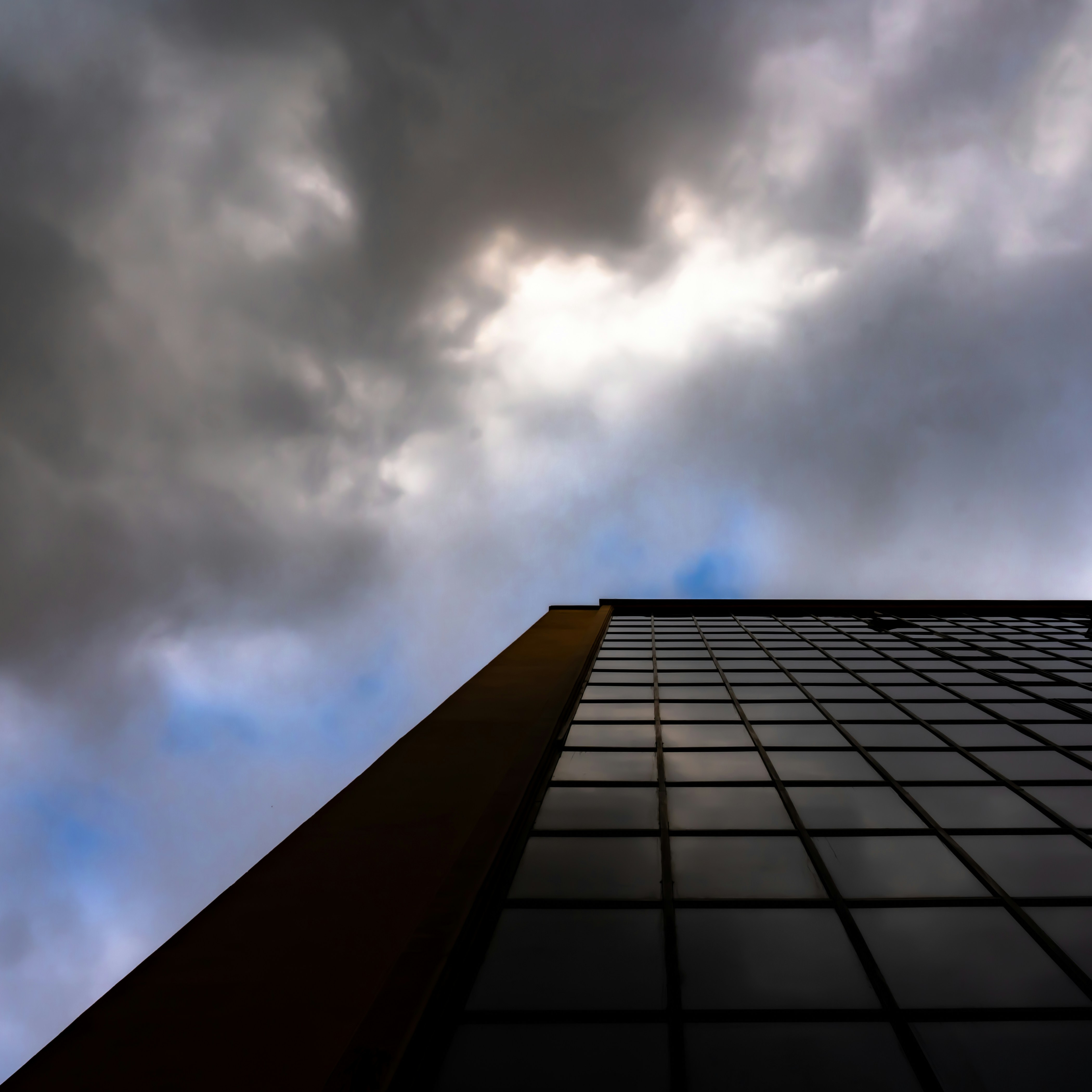 A tall building under a cloudy sky photo – Free Building Image on Unsplash