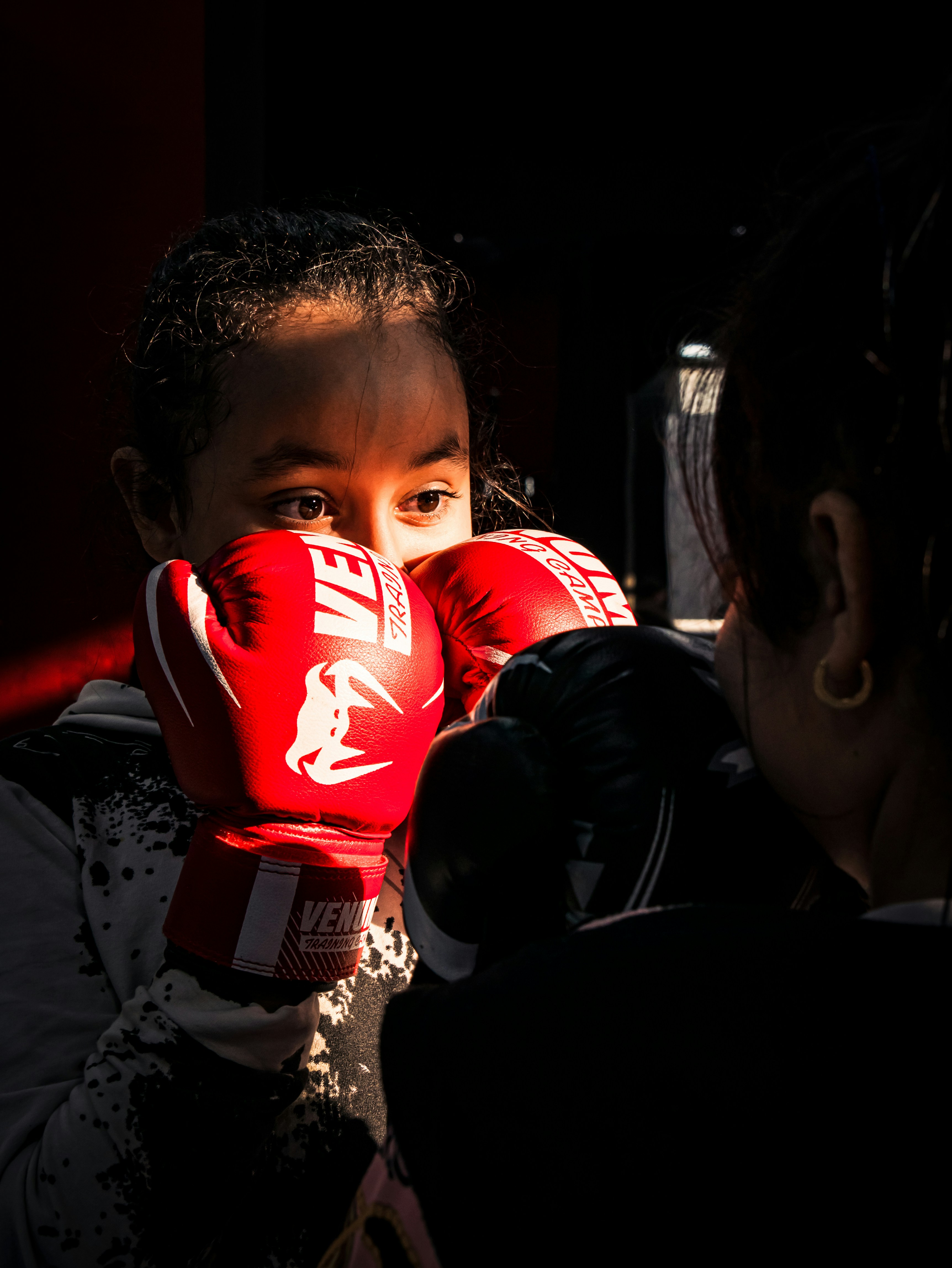 Foto Una niña con guantes de boxeo rojos – Imagen Persona gratis en ...