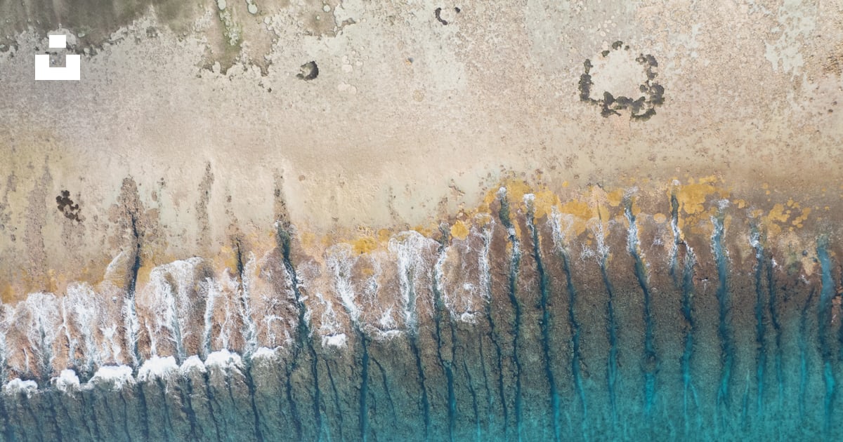 Une vue plongeante sur une plage et un océan photo – Photo Fuvahmulah ... Une vue plongeante sur une plage et un océan photo – Photo Fuvahmulah ...