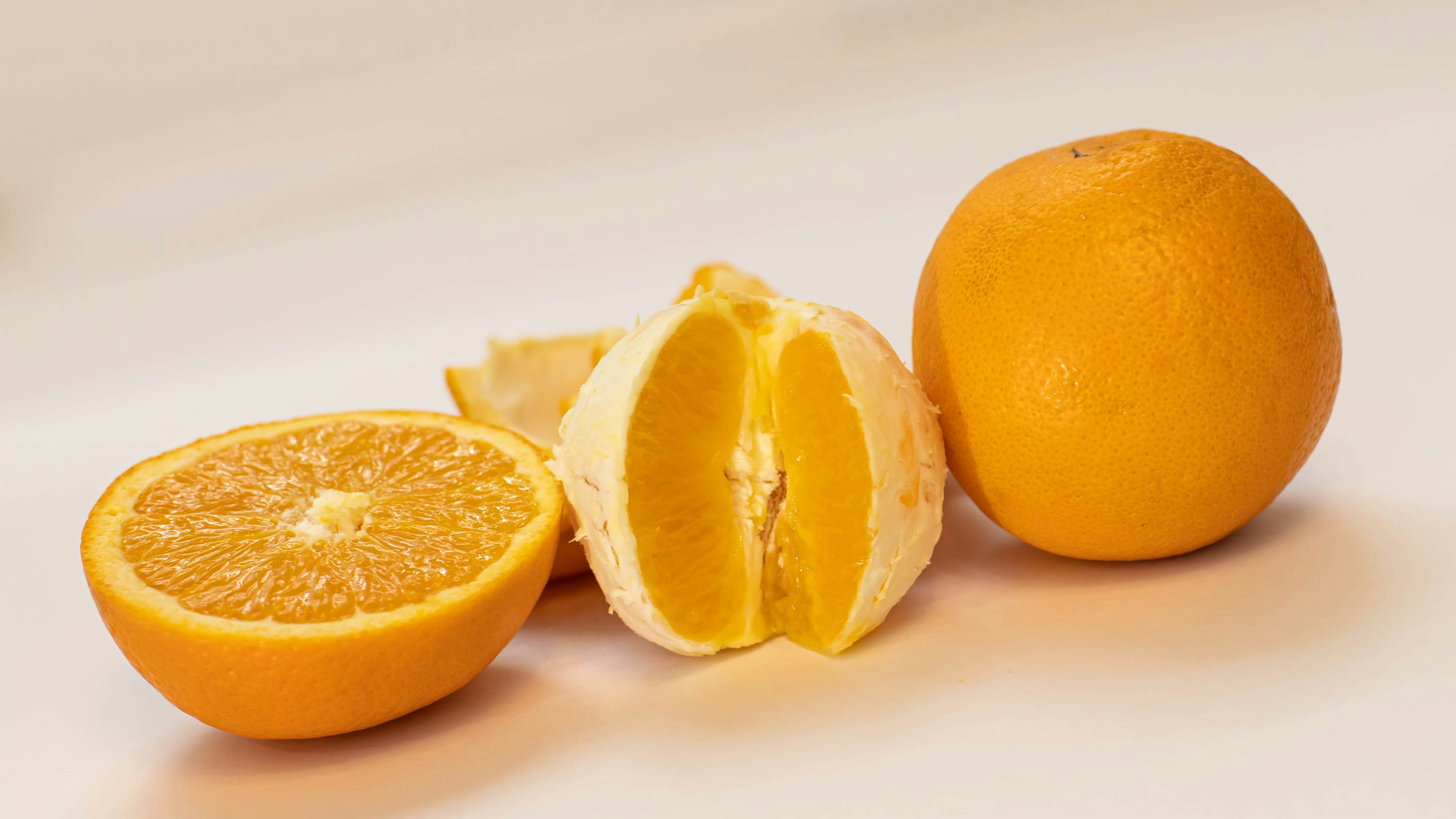 Une orange pelée assise à côté d’une orange entière photo – Photo Du ...