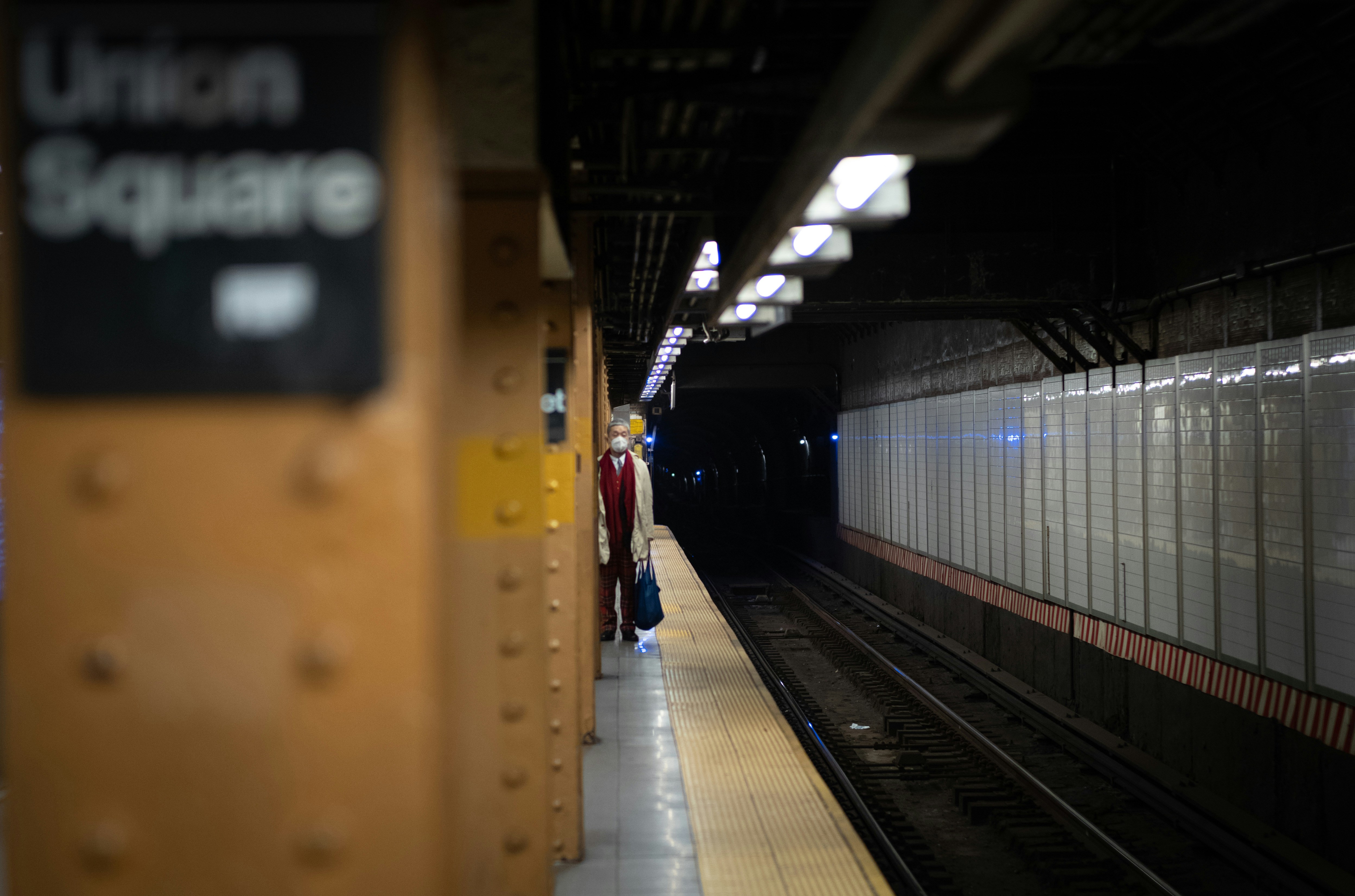 Un train entrant dans une gare à côté d’un quai photo – Photo Manhattan ...