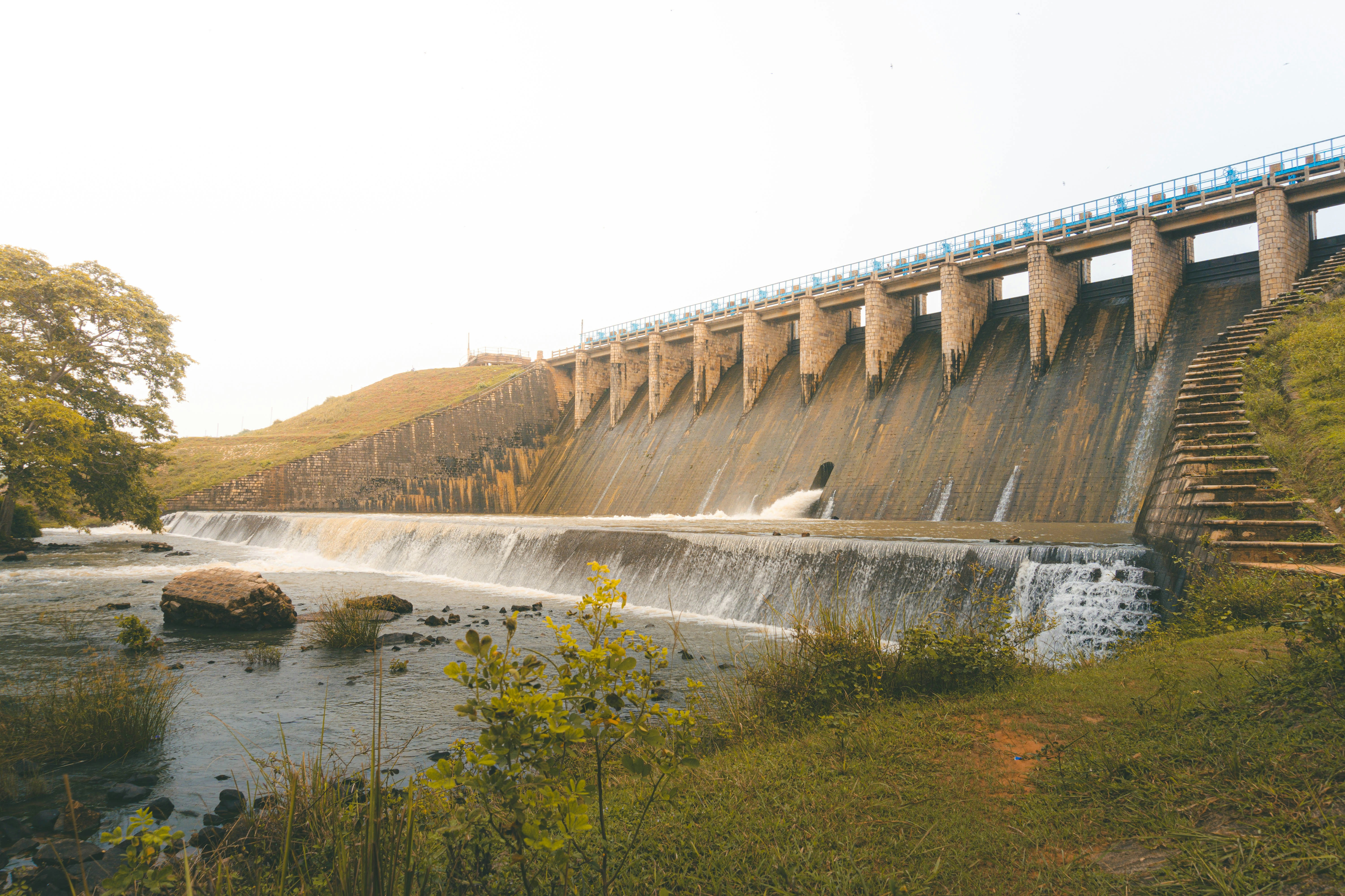 Foto zum Thema Ein Damm mit einem Mann, der an der Seite steht ...