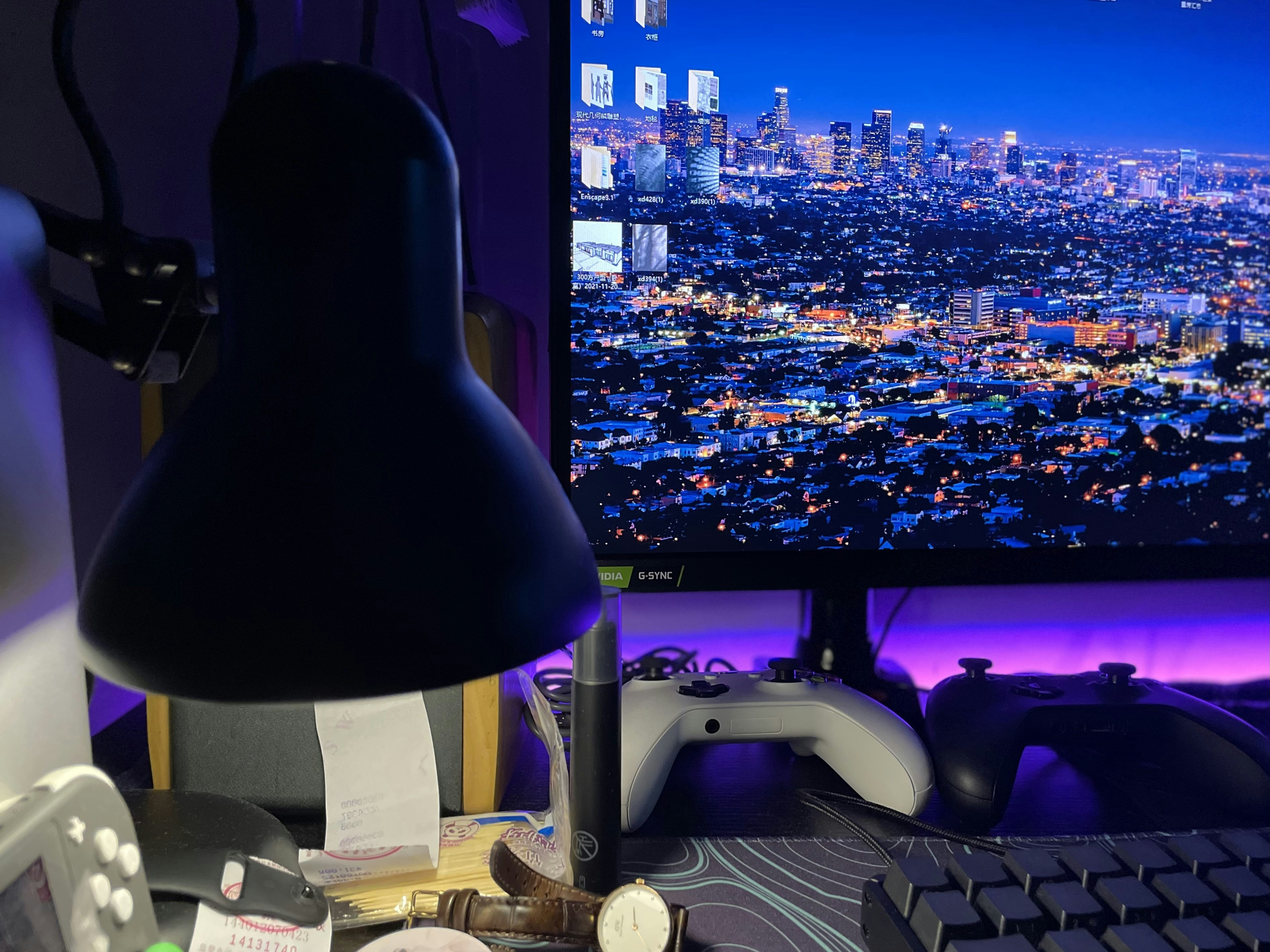 Un escritorio con teclado, ratón y monitor foto – Imagen de Edificio ...