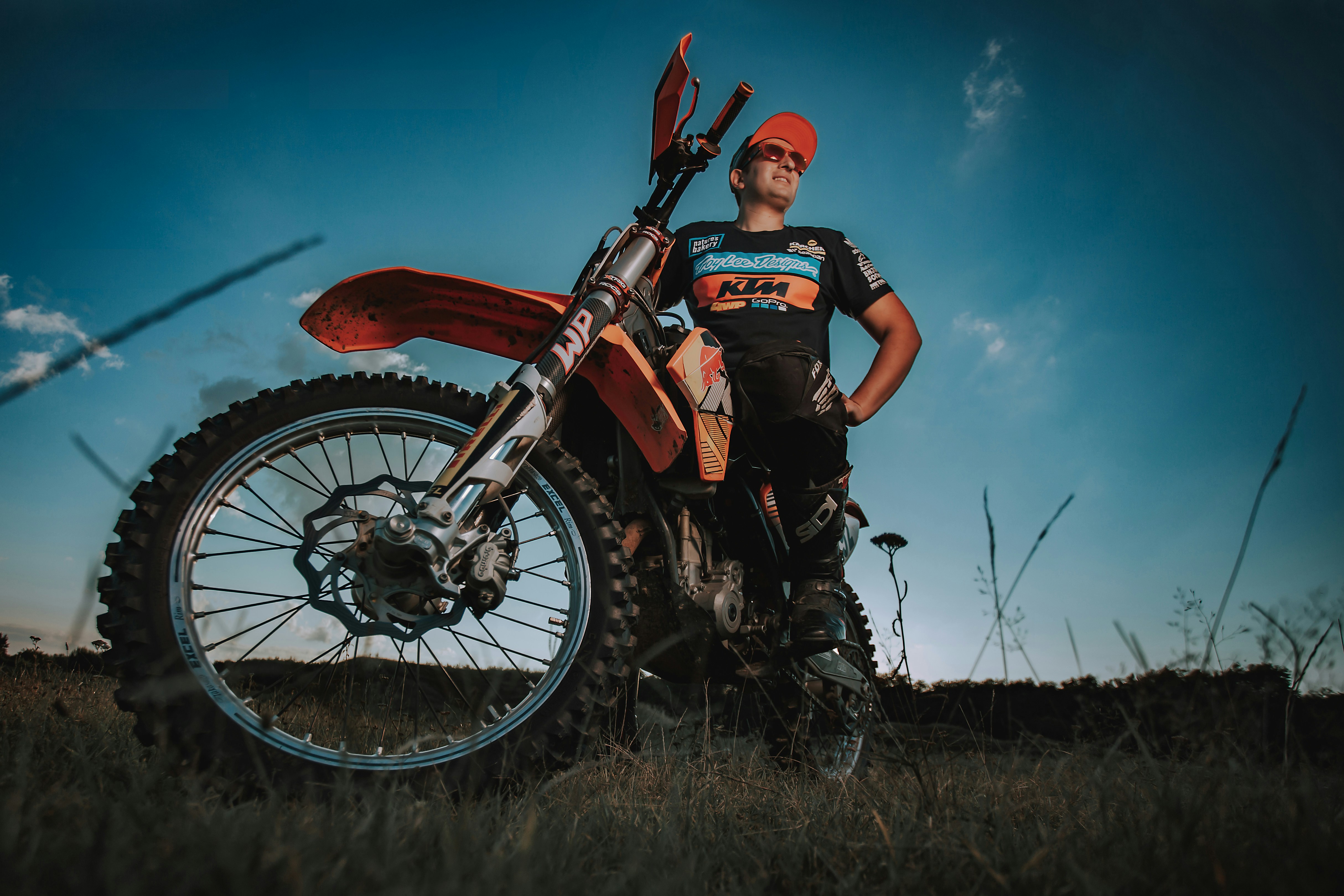 Foto Un hombre parado junto a una moto de cross – Imagen Motocross ...