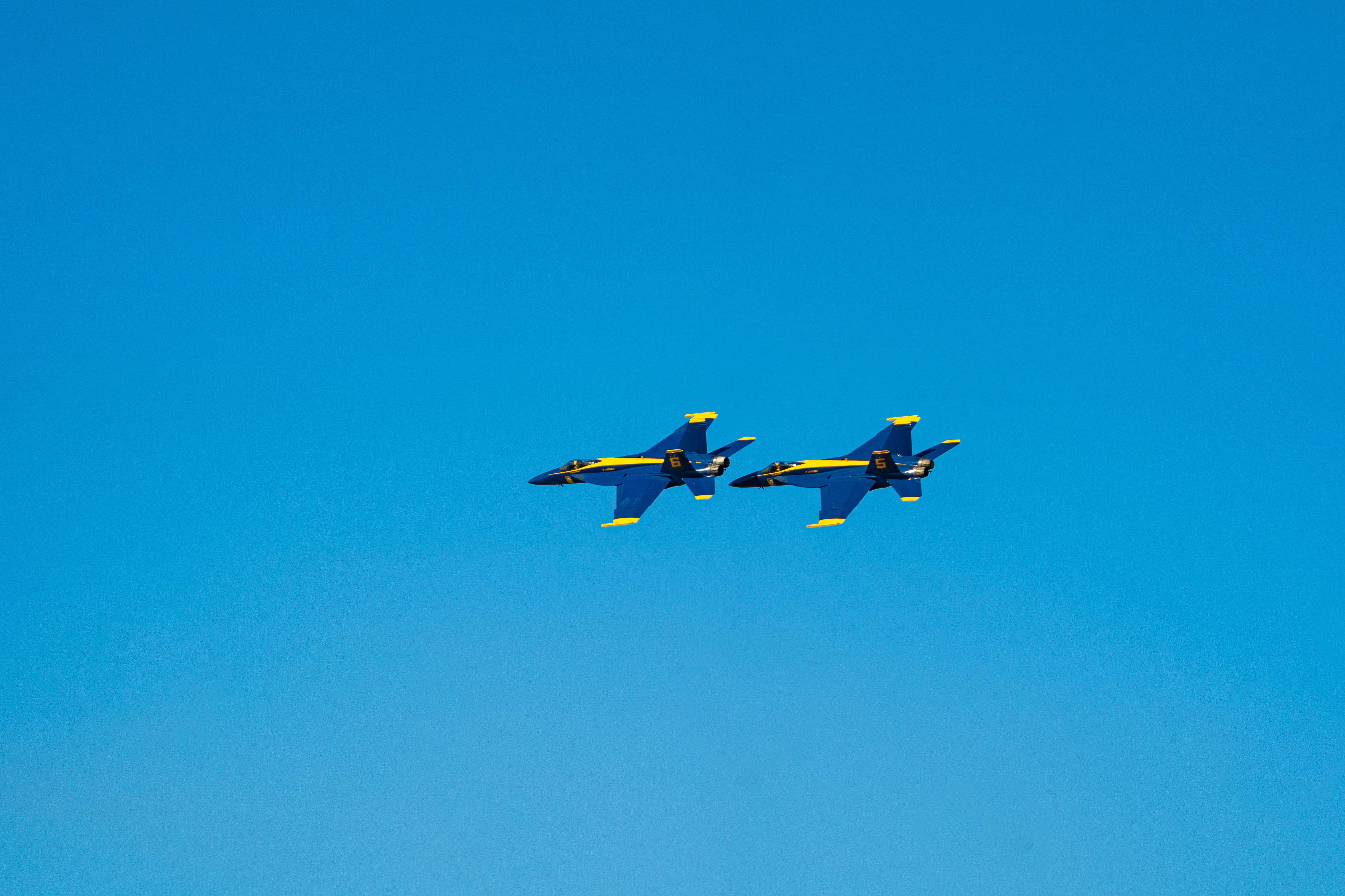Dos aviones azules y amarillos volando en el cielo foto – Imagen de EE ...