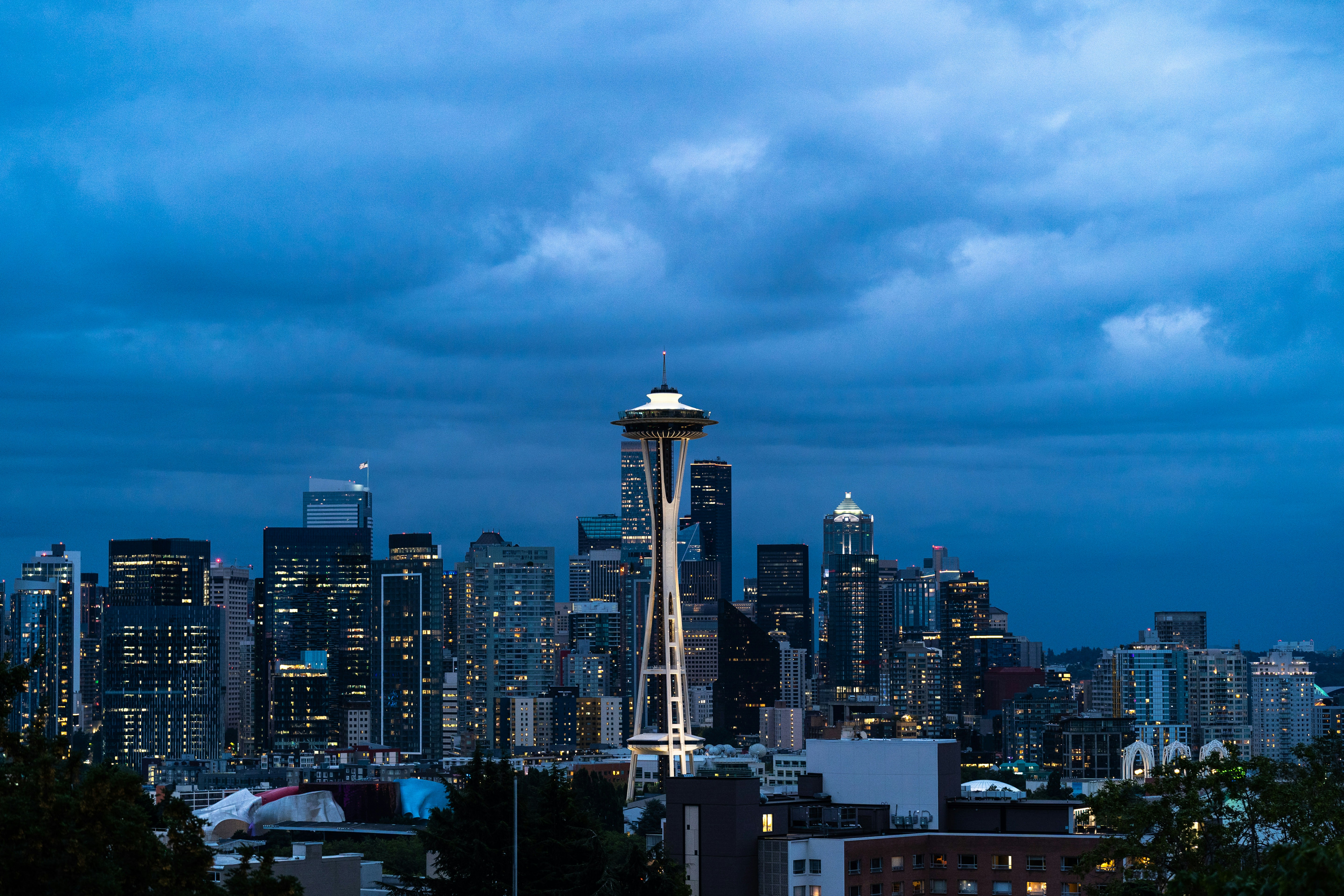 A view of the seattle skyline at night photo – Free City Image on Unsplash