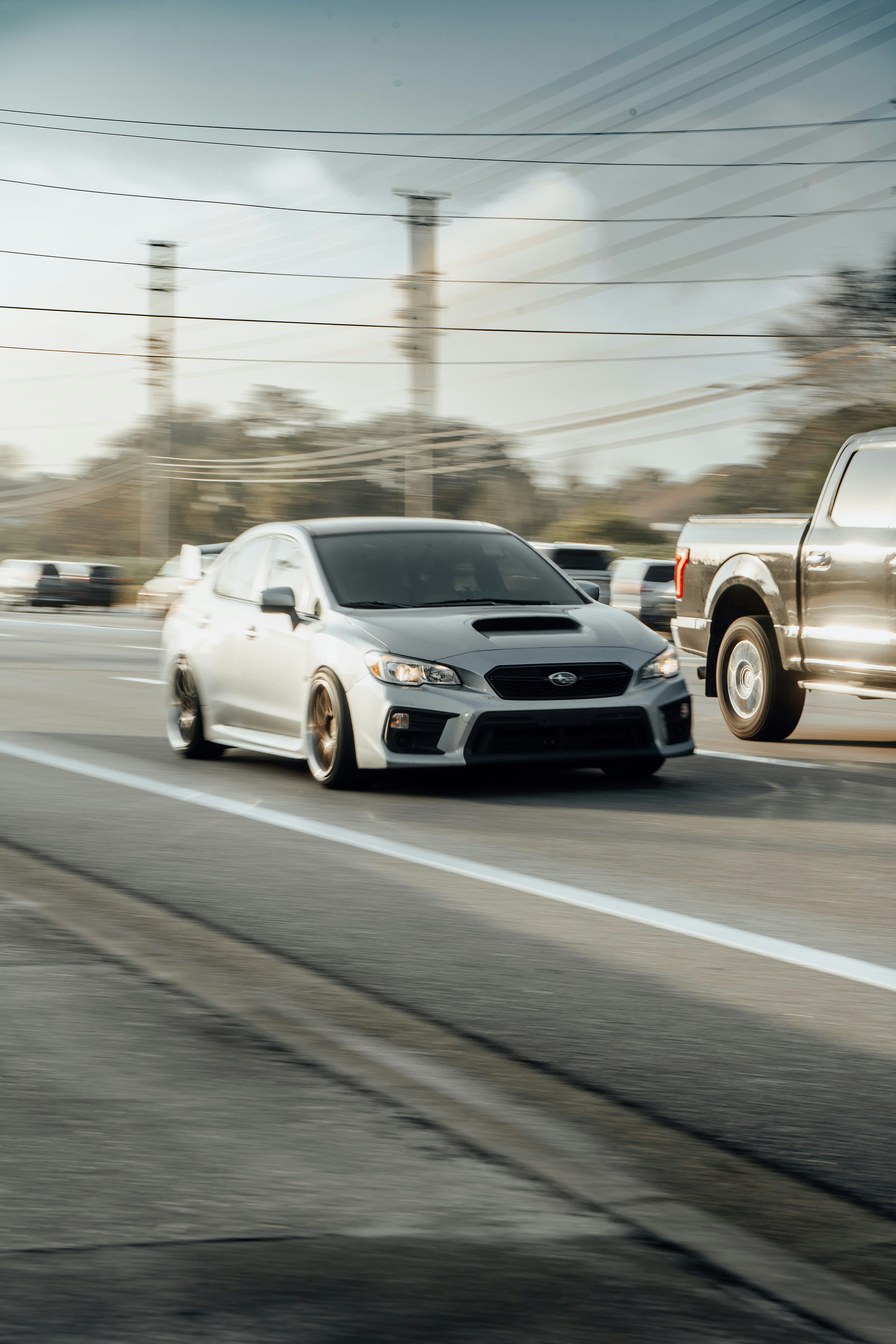 Foto zum Thema Zwei Autos, die nebeneinander eine Autobahn ...