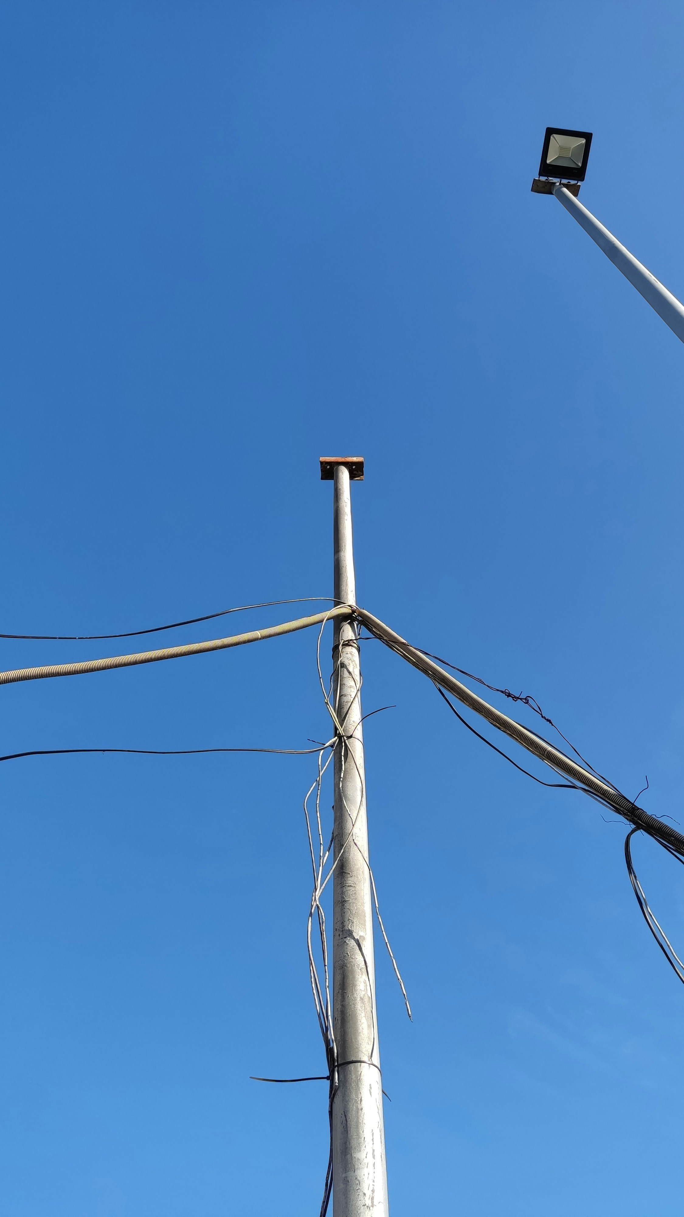 Un poteau téléphonique surmonté d’un lampadaire photo – Photo Rue ...