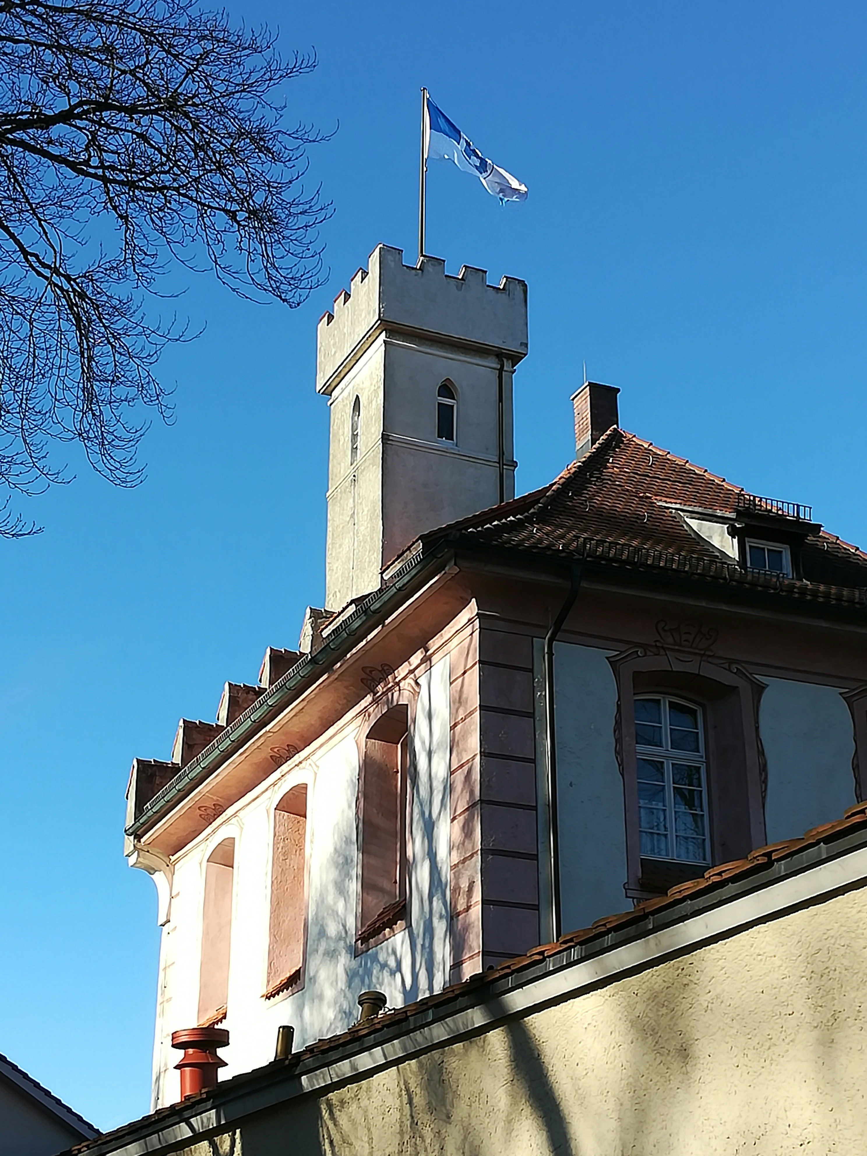 Ein hohes Gebäude mit einer Flagge darauf Foto – Kostenloses Bild zum ...