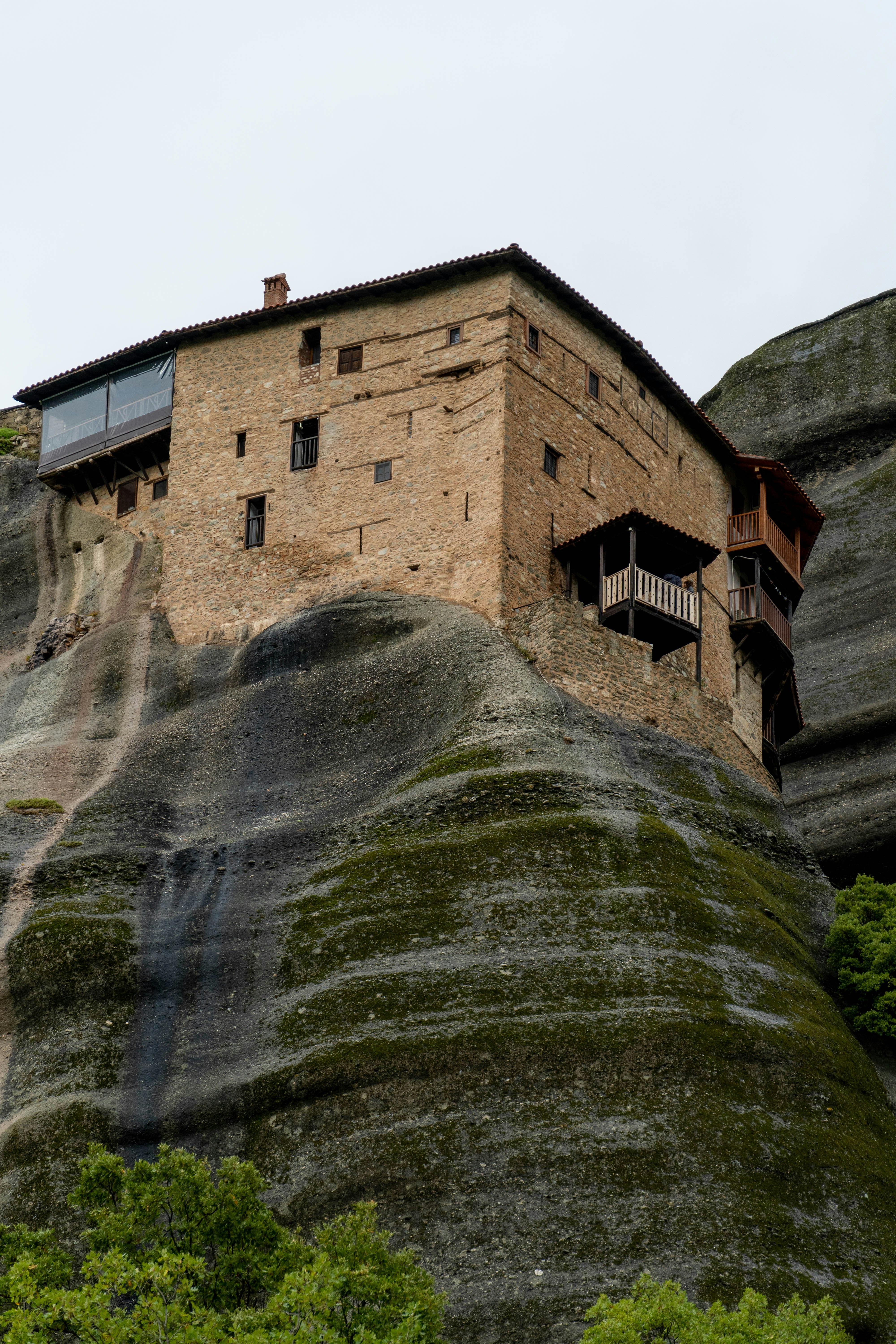 A building on top of a large rock photo – Free Bunker Image on Unsplash