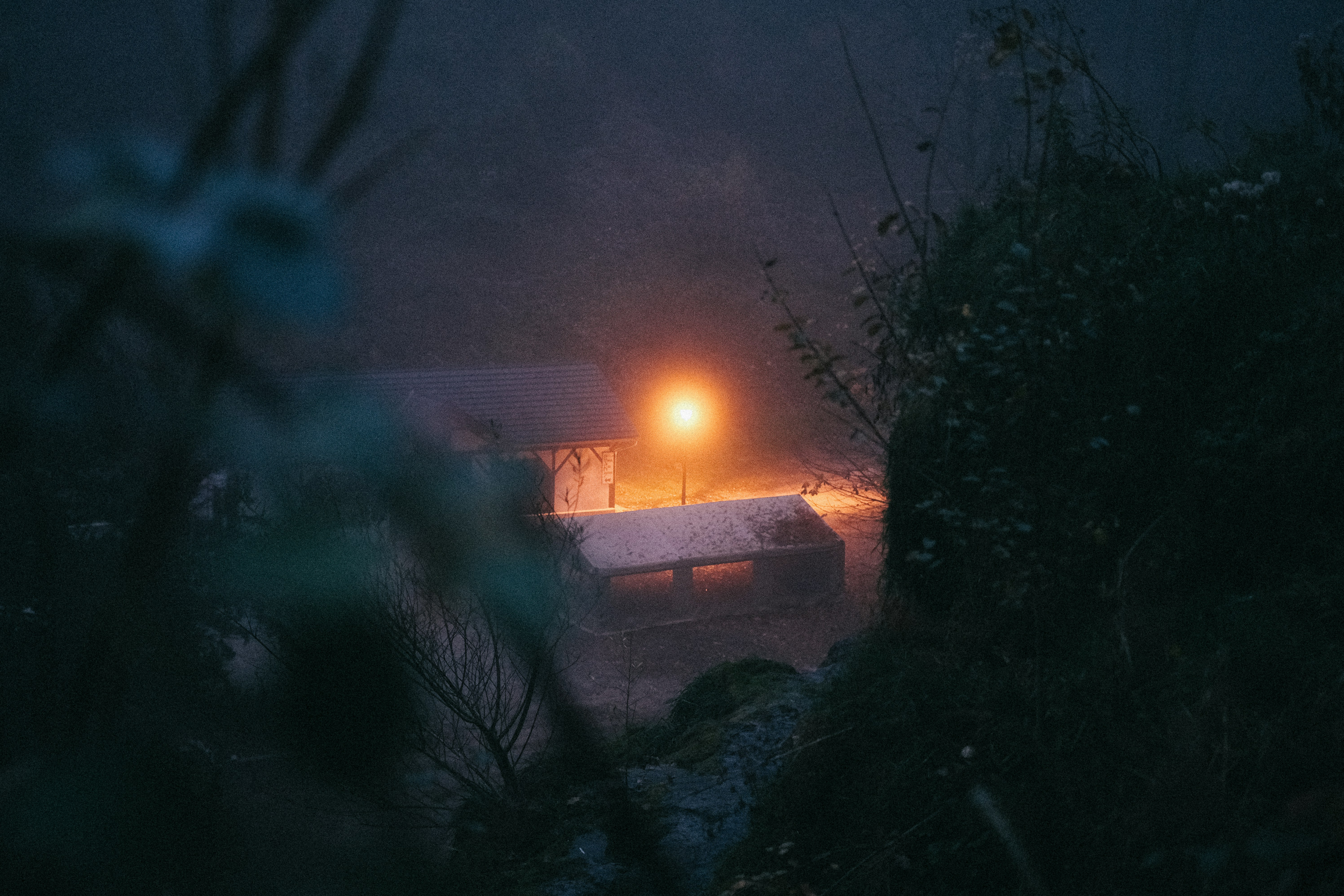 Foto Una casa con una luz encendida en la oscuridad – Imagen Jura ...