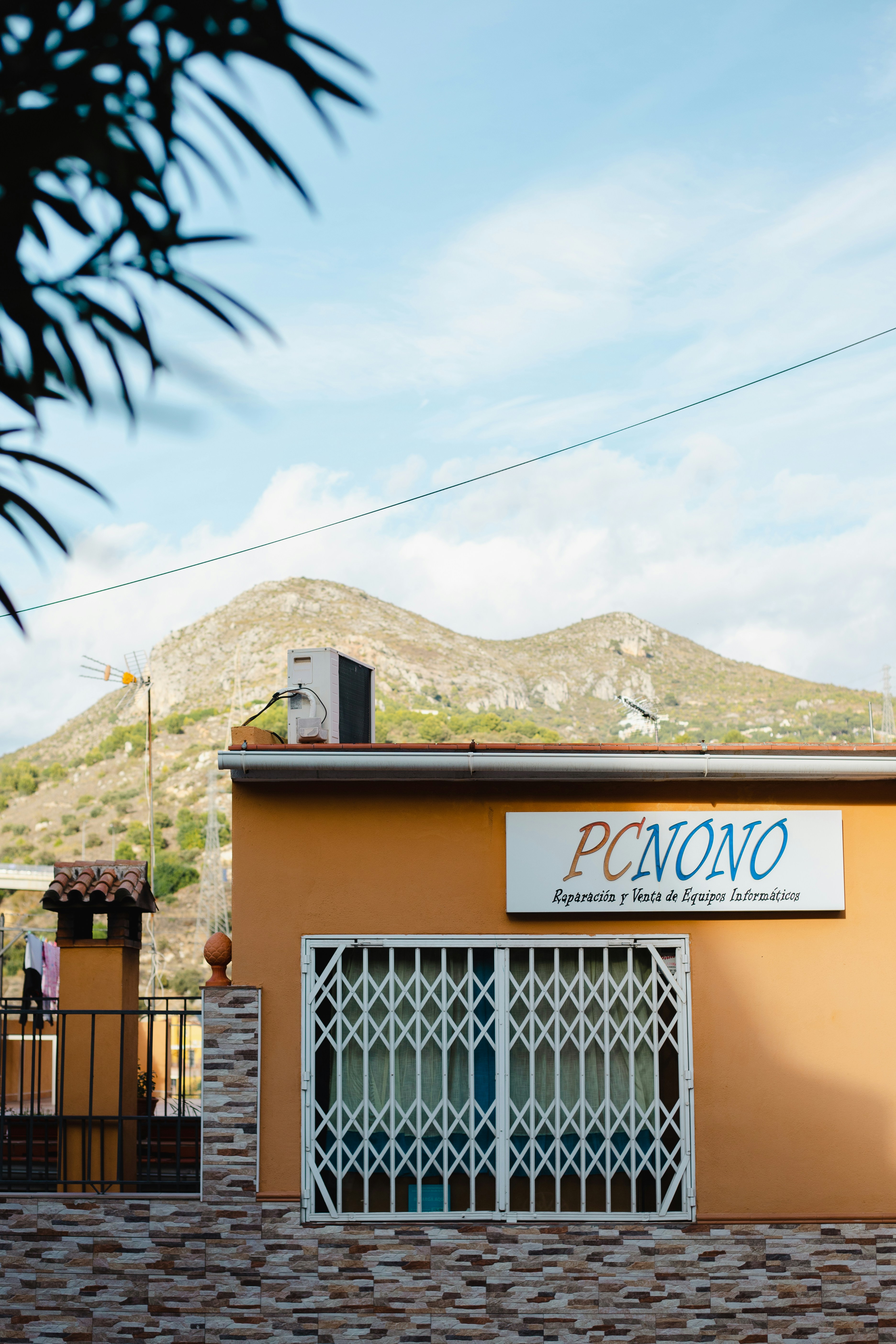 A tan building with a sign that says pacanoo photo – Free City Image on ...