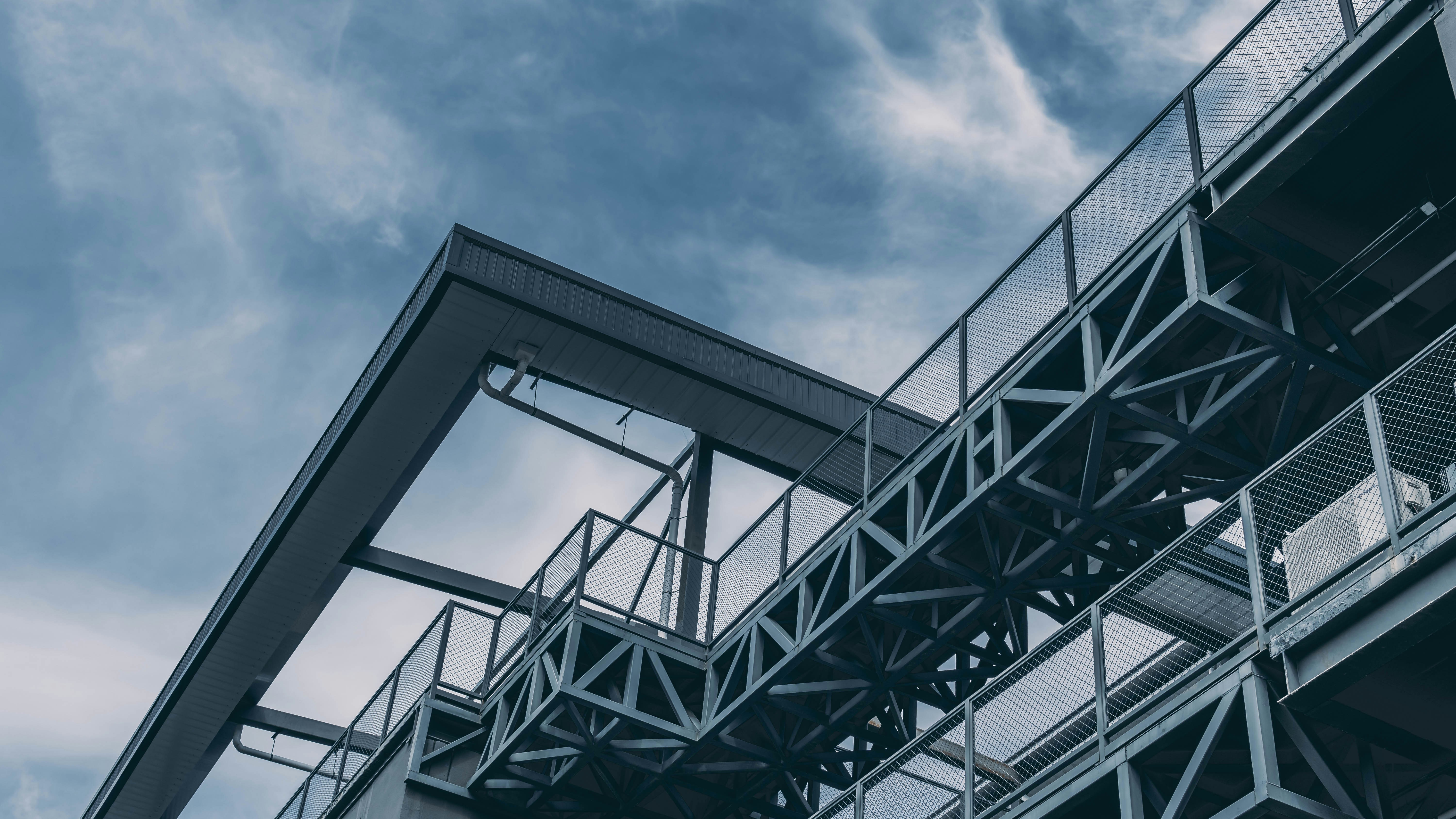 A tall metal structure with a sky background photo – Free 工业 Image on ...