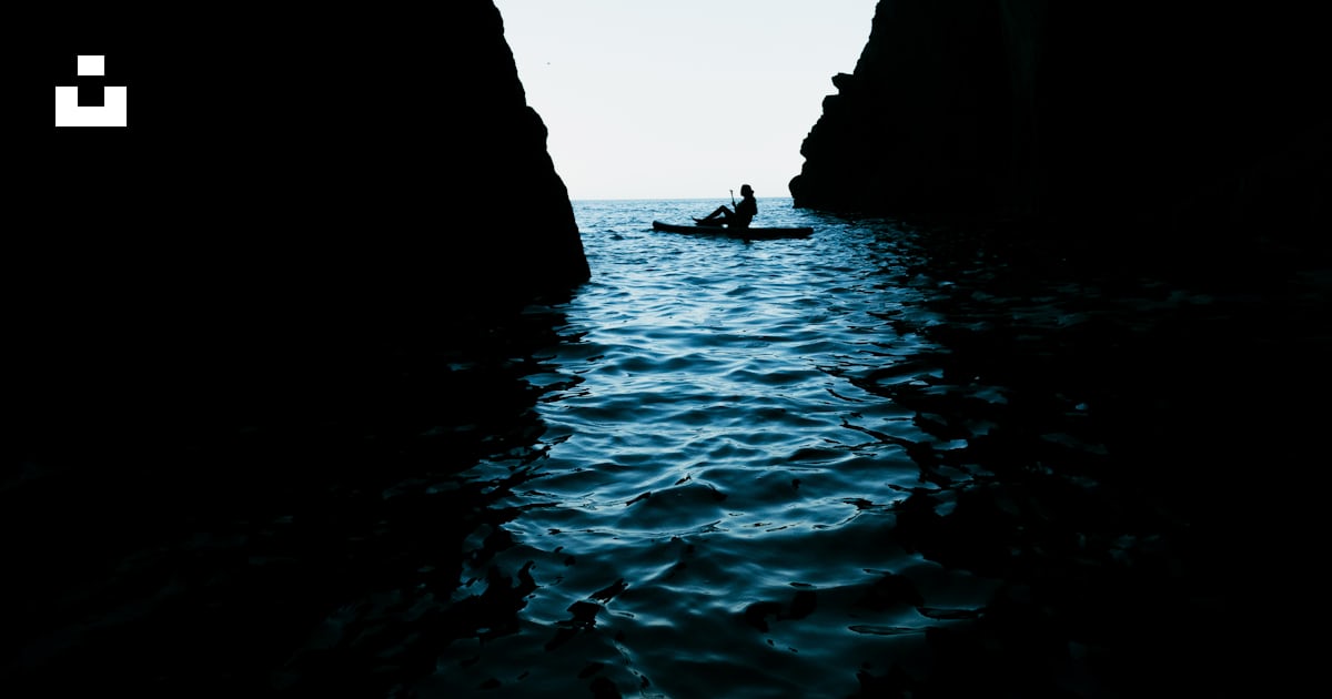 Une personne dans une petite embarcation dans un plan d’eau photo ... Une personne dans une petite embarcation dans un plan d’eau photo ...