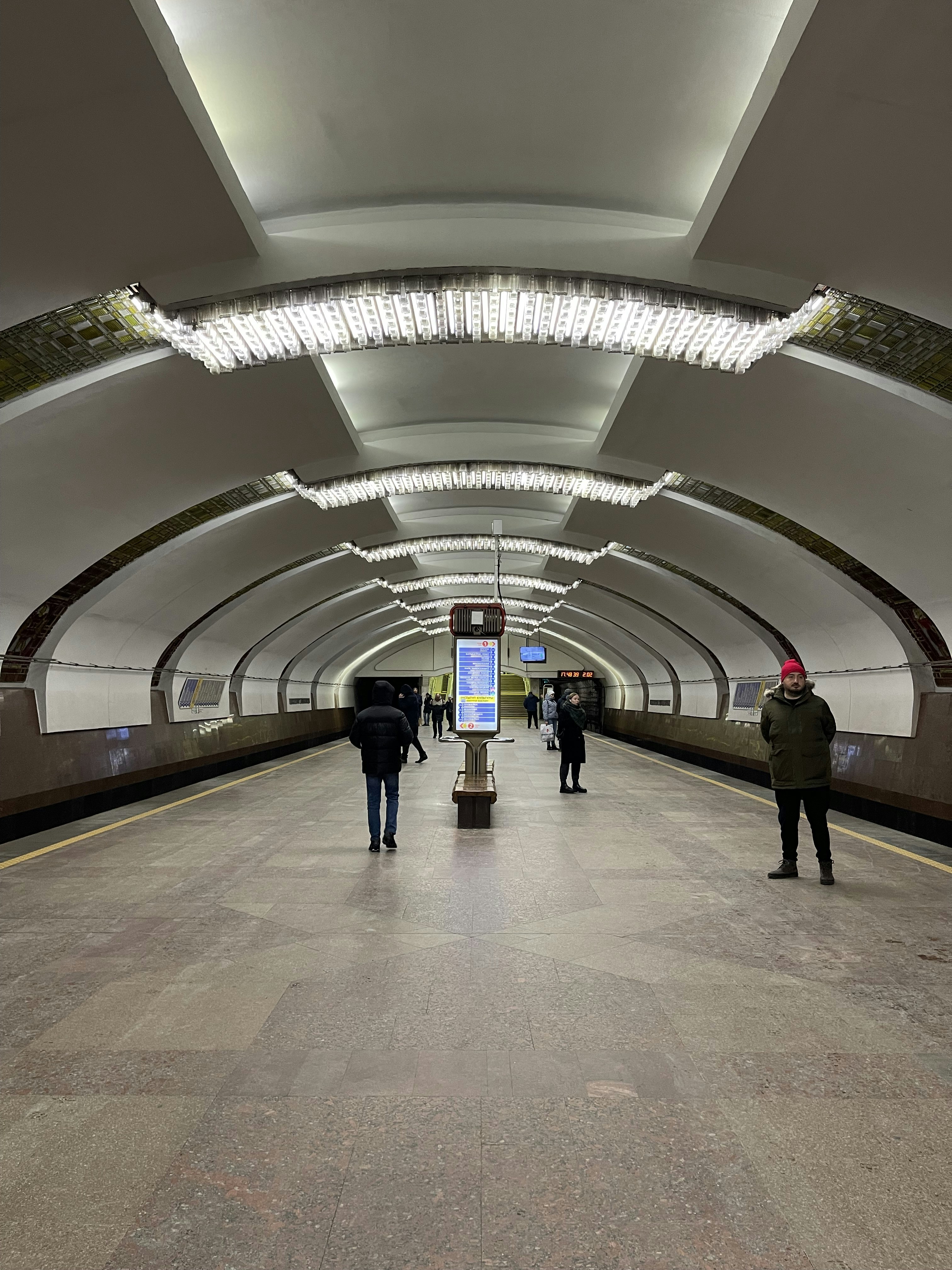Un groupe de personnes marchant dans une station de métro photo – Photo ...