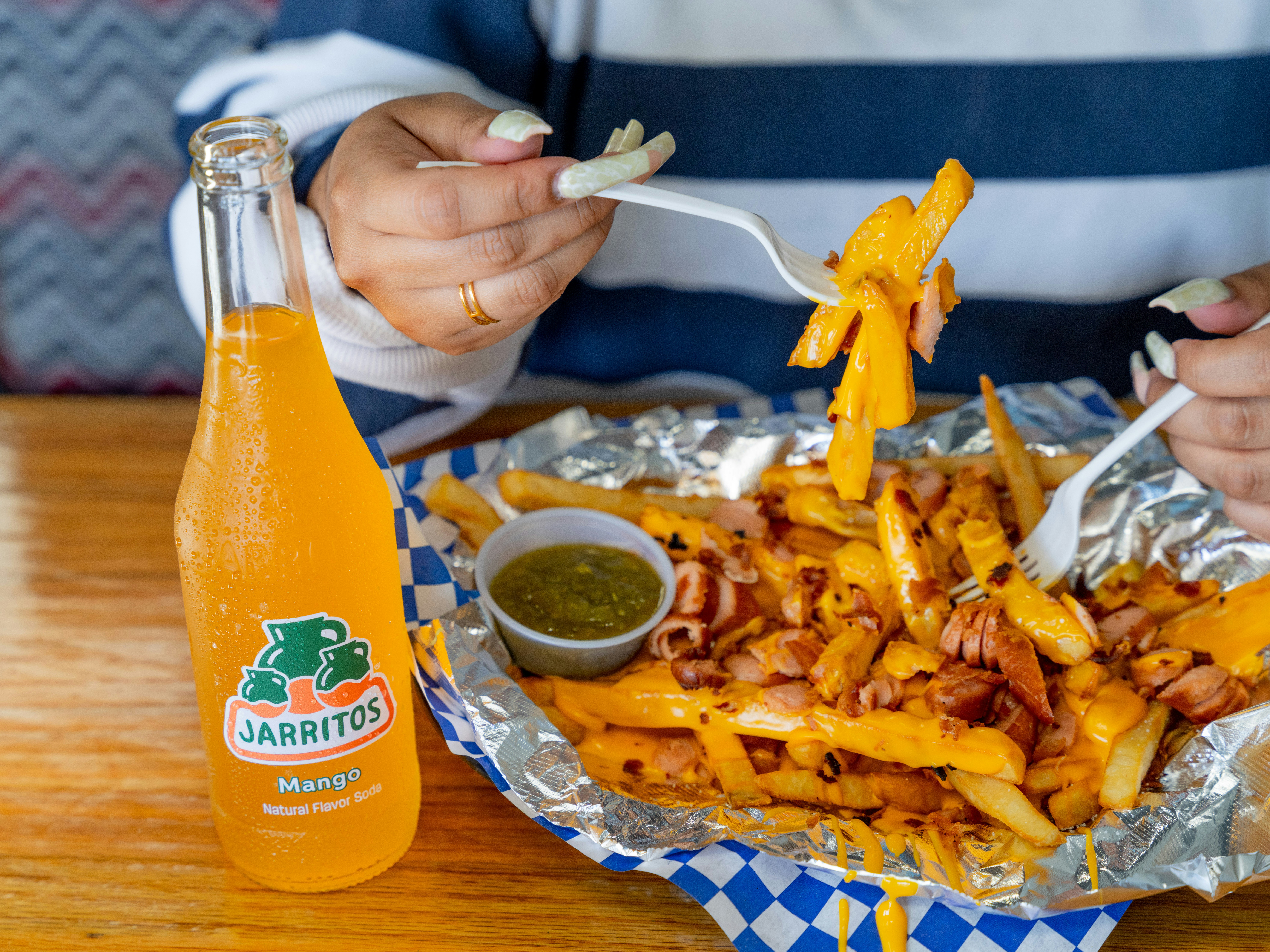 Sunlit Fry Feast: Cheese, Bacon, and Mango Jarritos on a Rustic Table