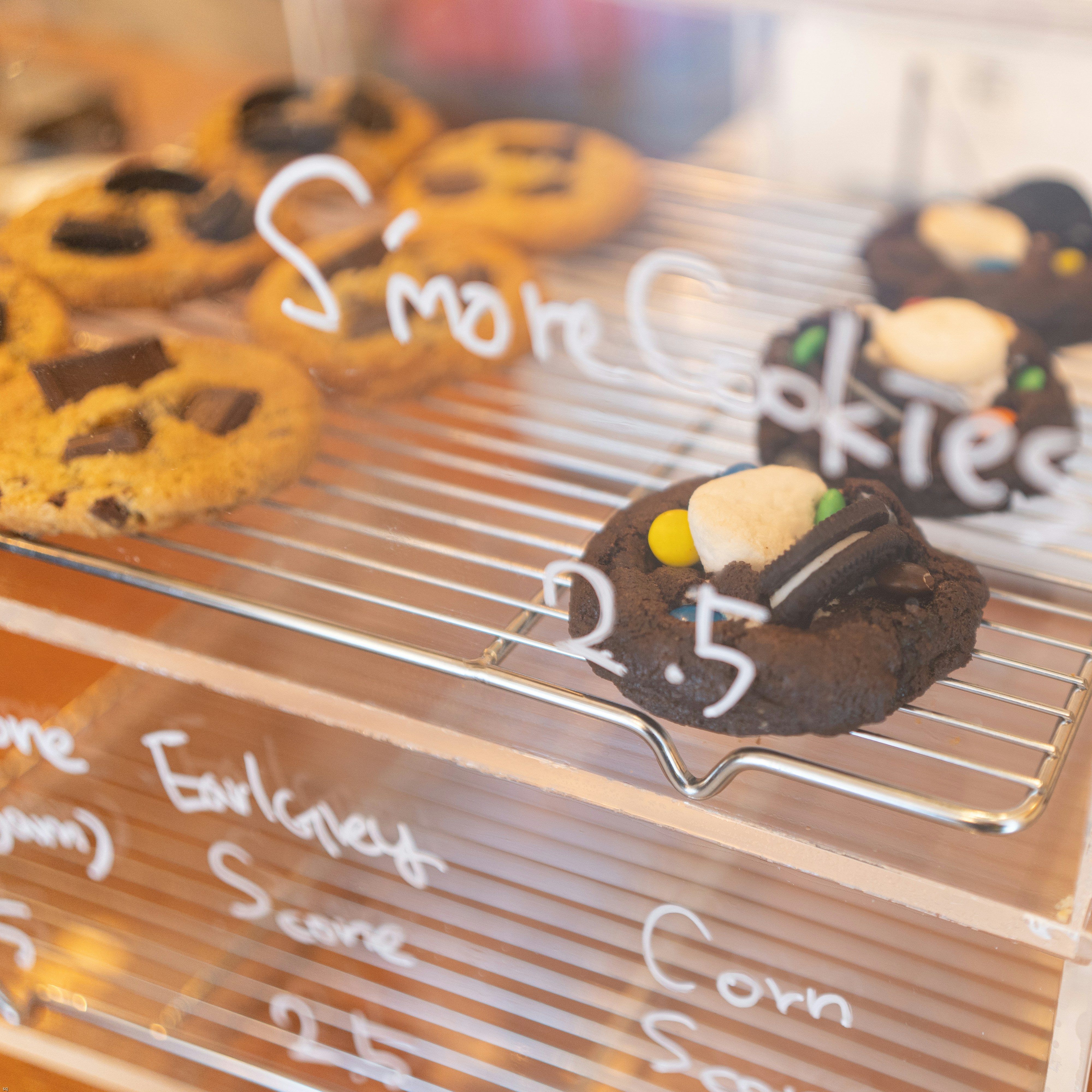 Un tas de biscuits qui sont sur une grille photo – Photo Cookies ...