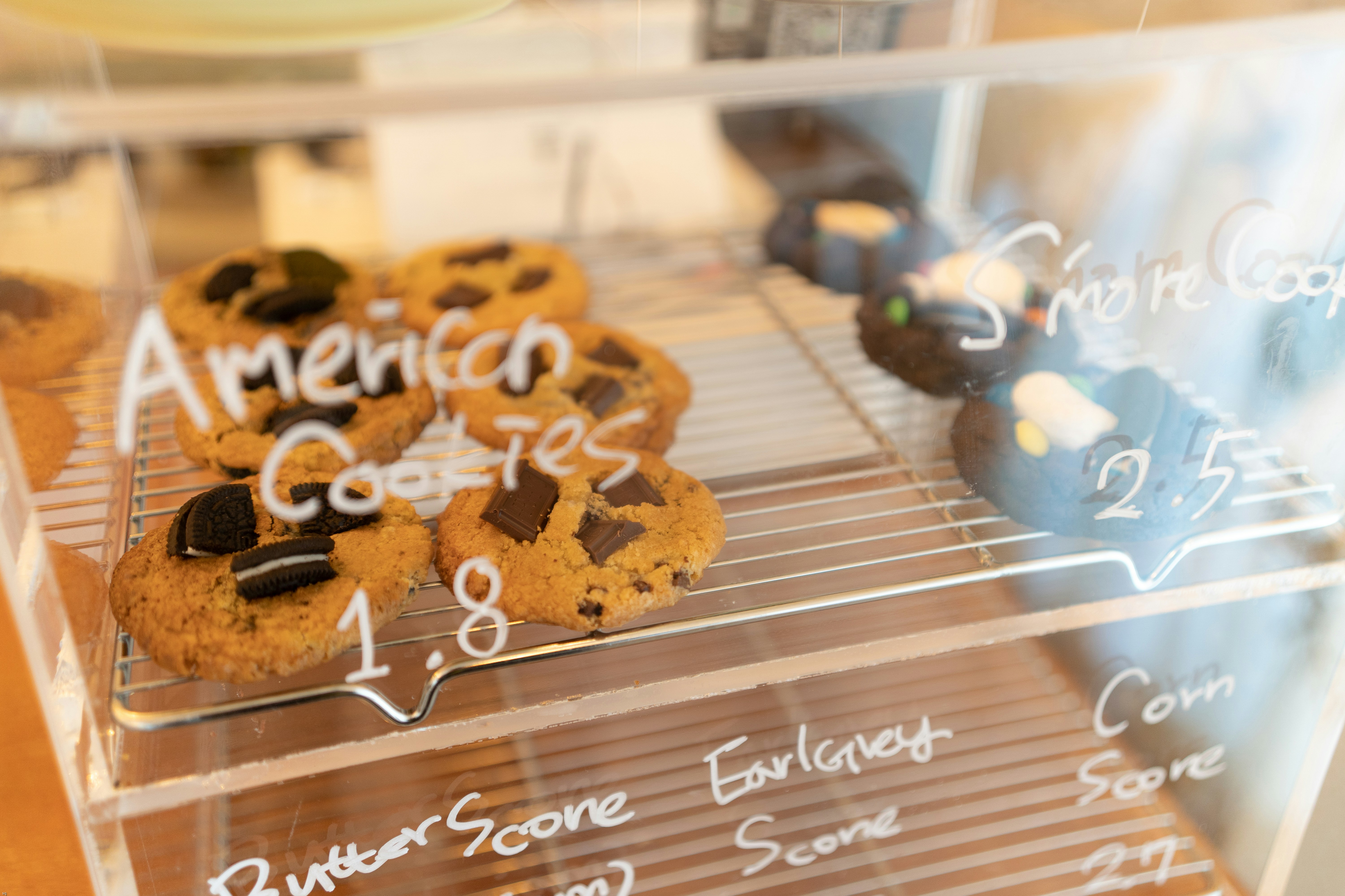 A display case filled with lots of cookies photo – Free Cookies Image ...