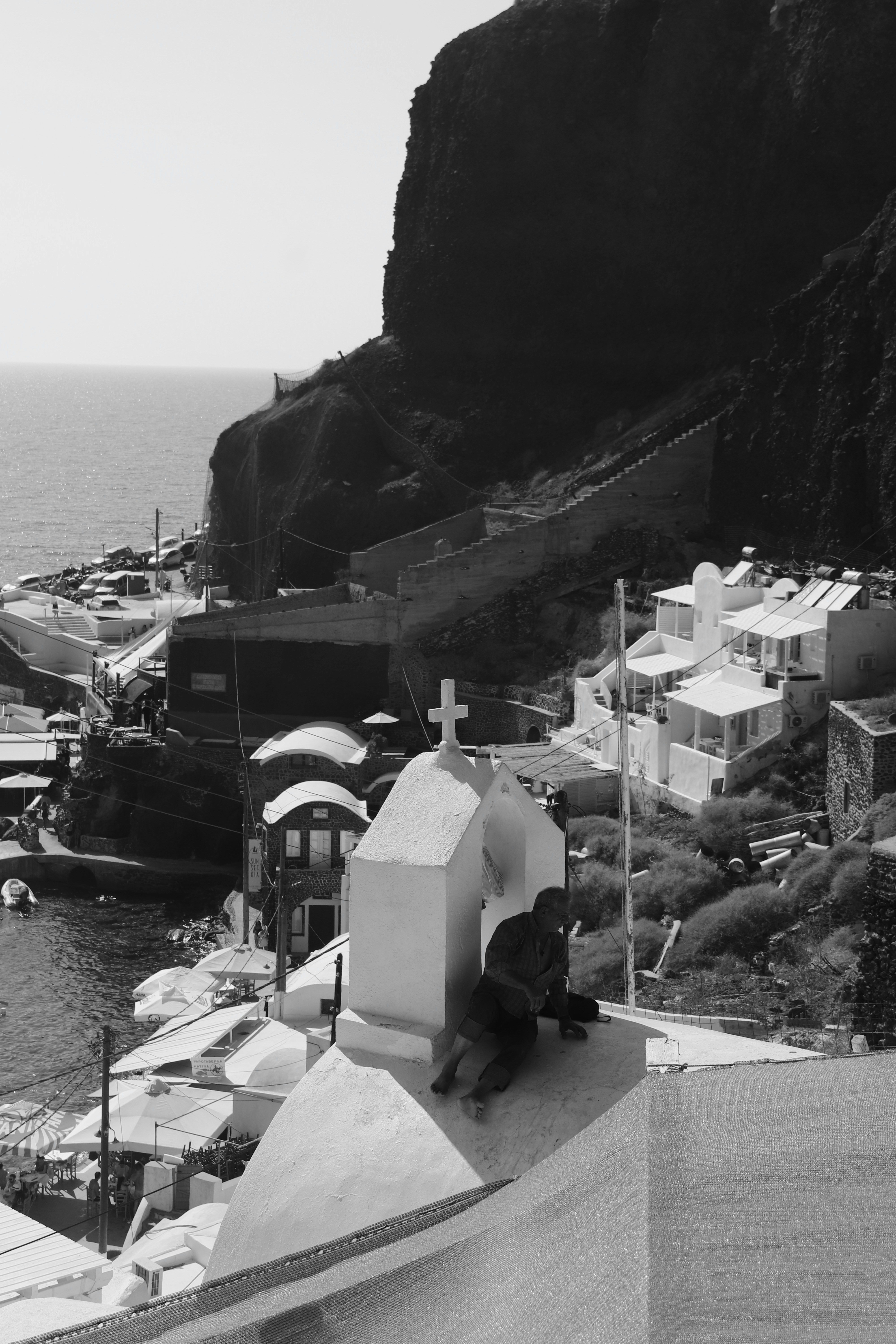 Foto Una foto en blanco y negro de una persona en una patineta – Imagen ...