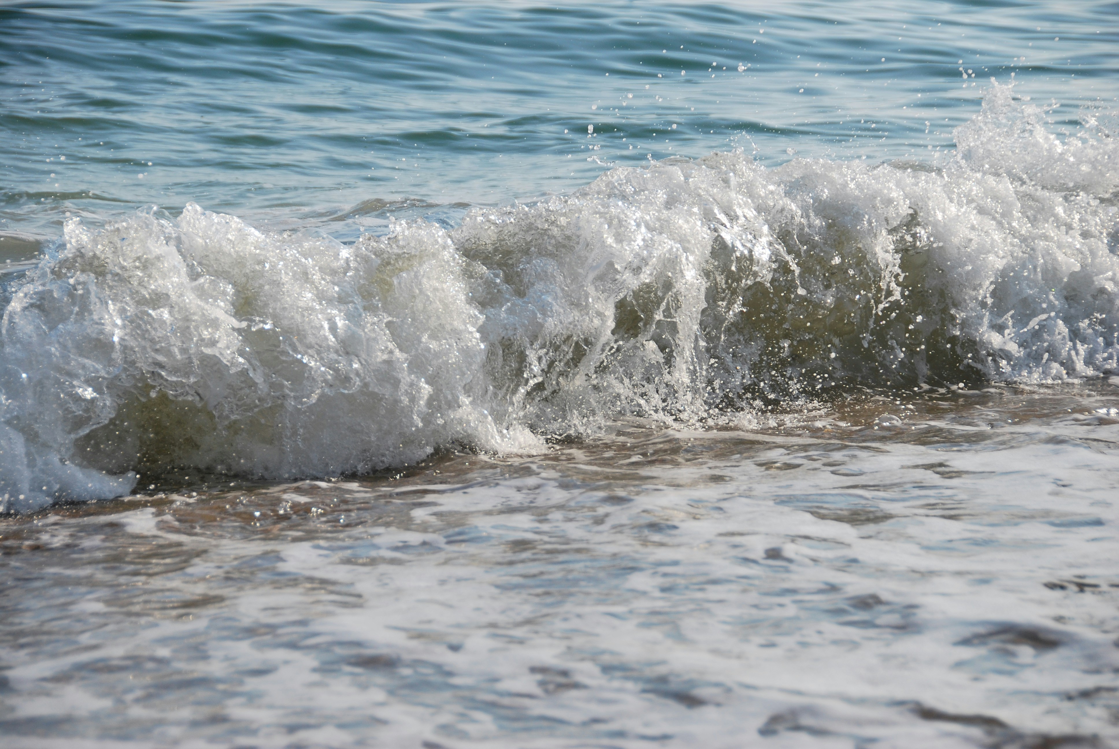 A close up of a wave coming in to shore photo – Free Sea Image on Unsplash