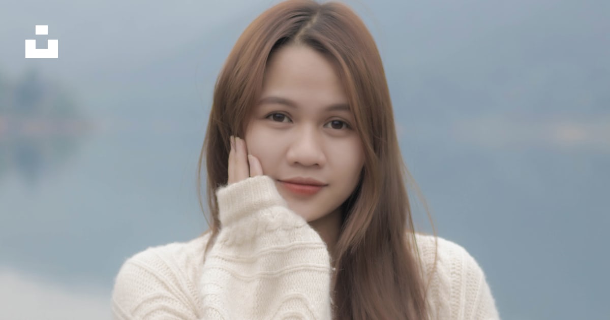 물 앞에서 사진을 찍기 위해 포즈를 취하는 젊은 여성 사진 Unsplash의 무료 하노이 이미지