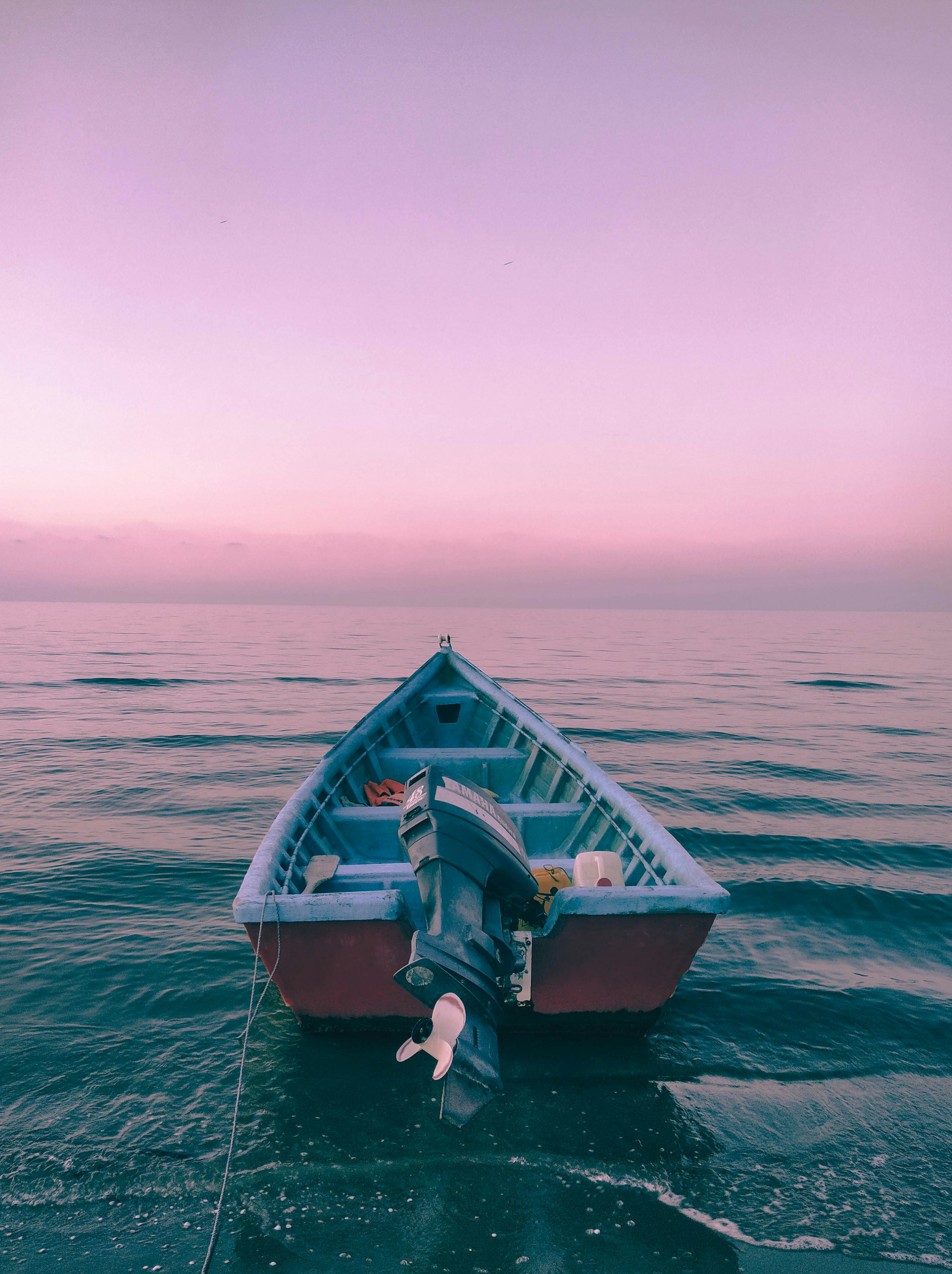 Foto Un pequeño bote flotando sobre un cuerpo de agua – Imagen Bote ...