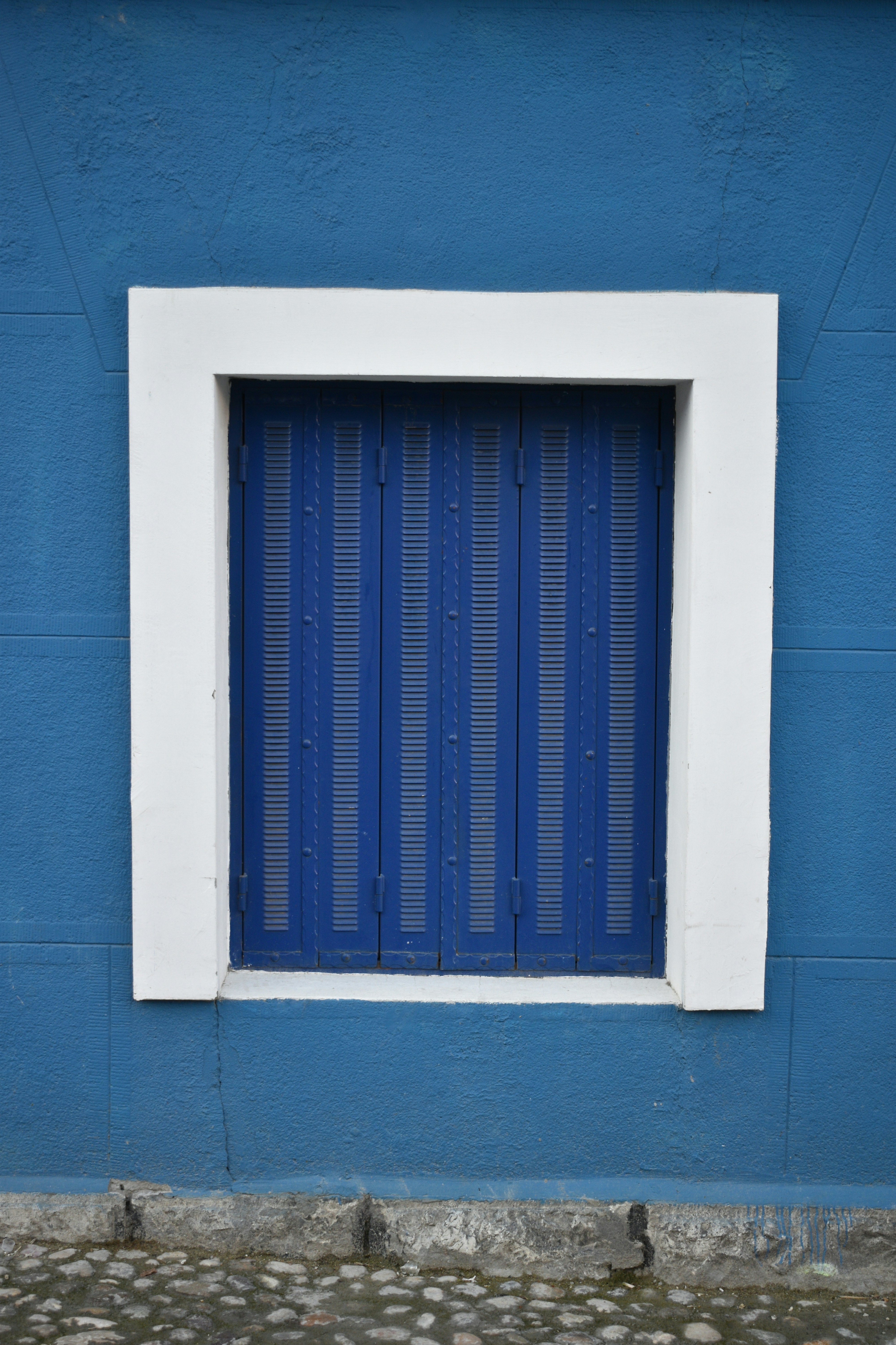 Un bâtiment bleu et blanc avec une fenêtre bleue photo – Image gratuite ...